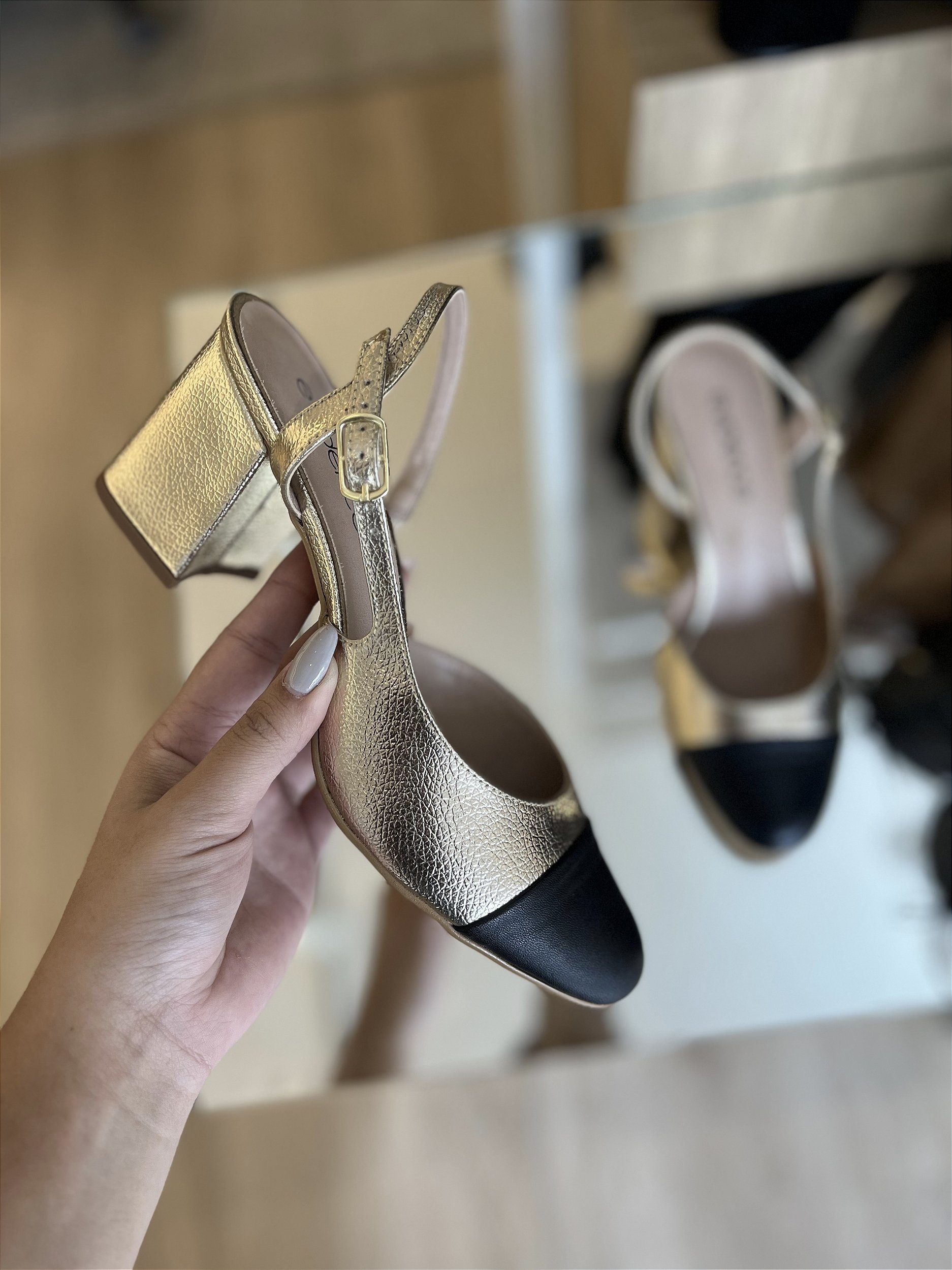 Scarpin Slingback Dourado/Preto Leila - Evidence Acessórios Scarpin Slingback Dourado/Preto Leila - Evidence Acessórios