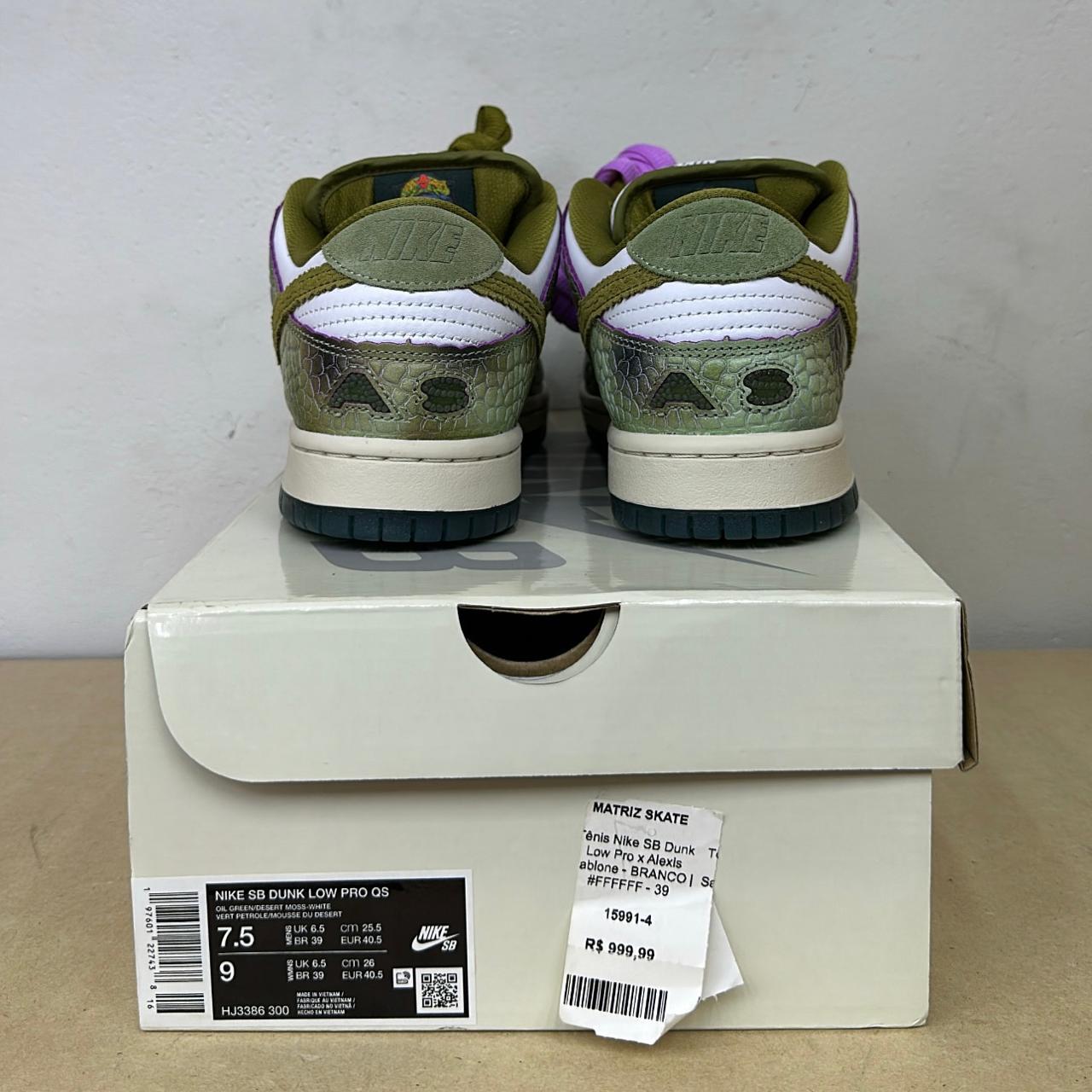 TÊNIS ALEXIS SABLONE X NIKE SB DUNK LOW PRO WHITE AND PACIFIC MOSS ...