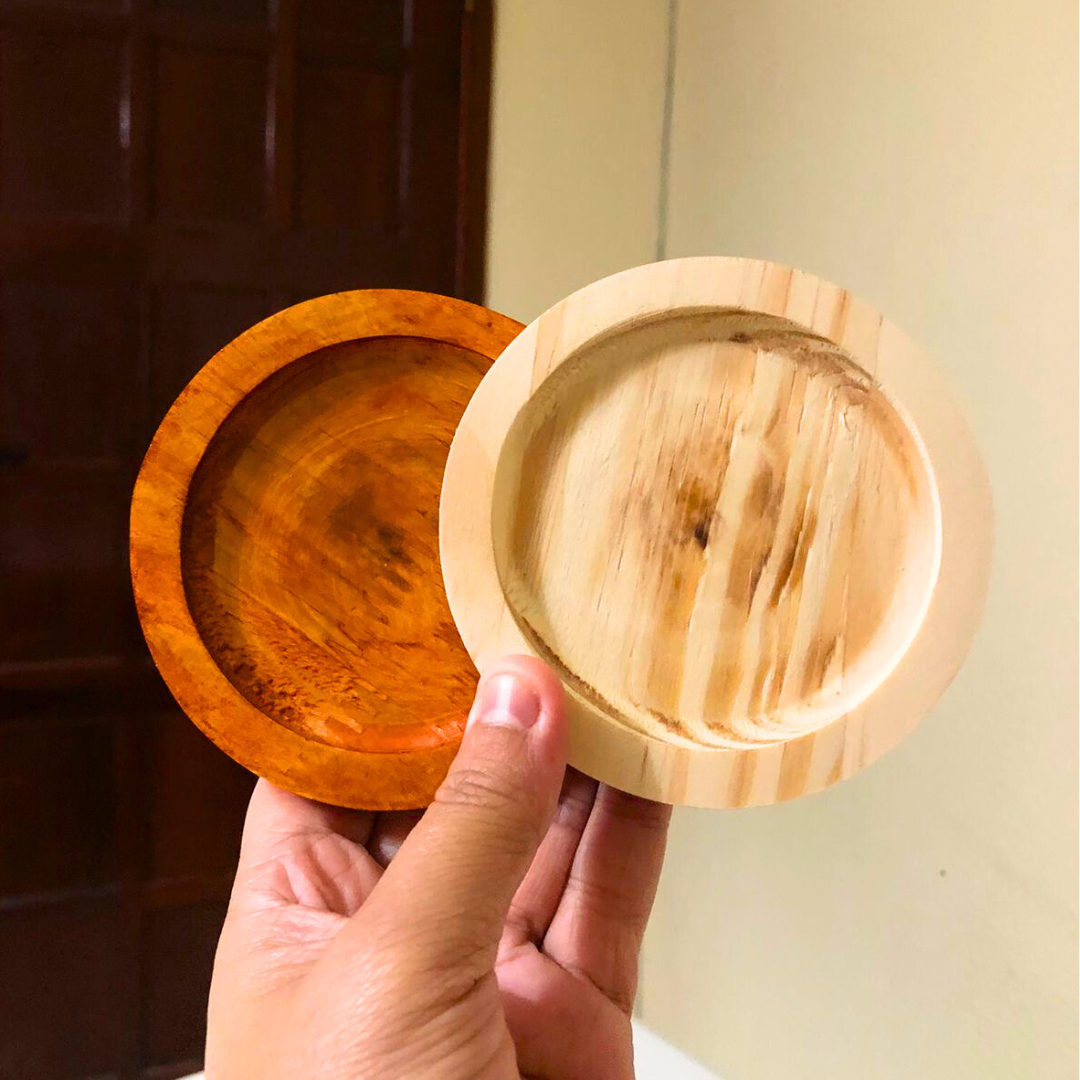 Xícara branca c/ pires de madeira com inicial e nome - Brava