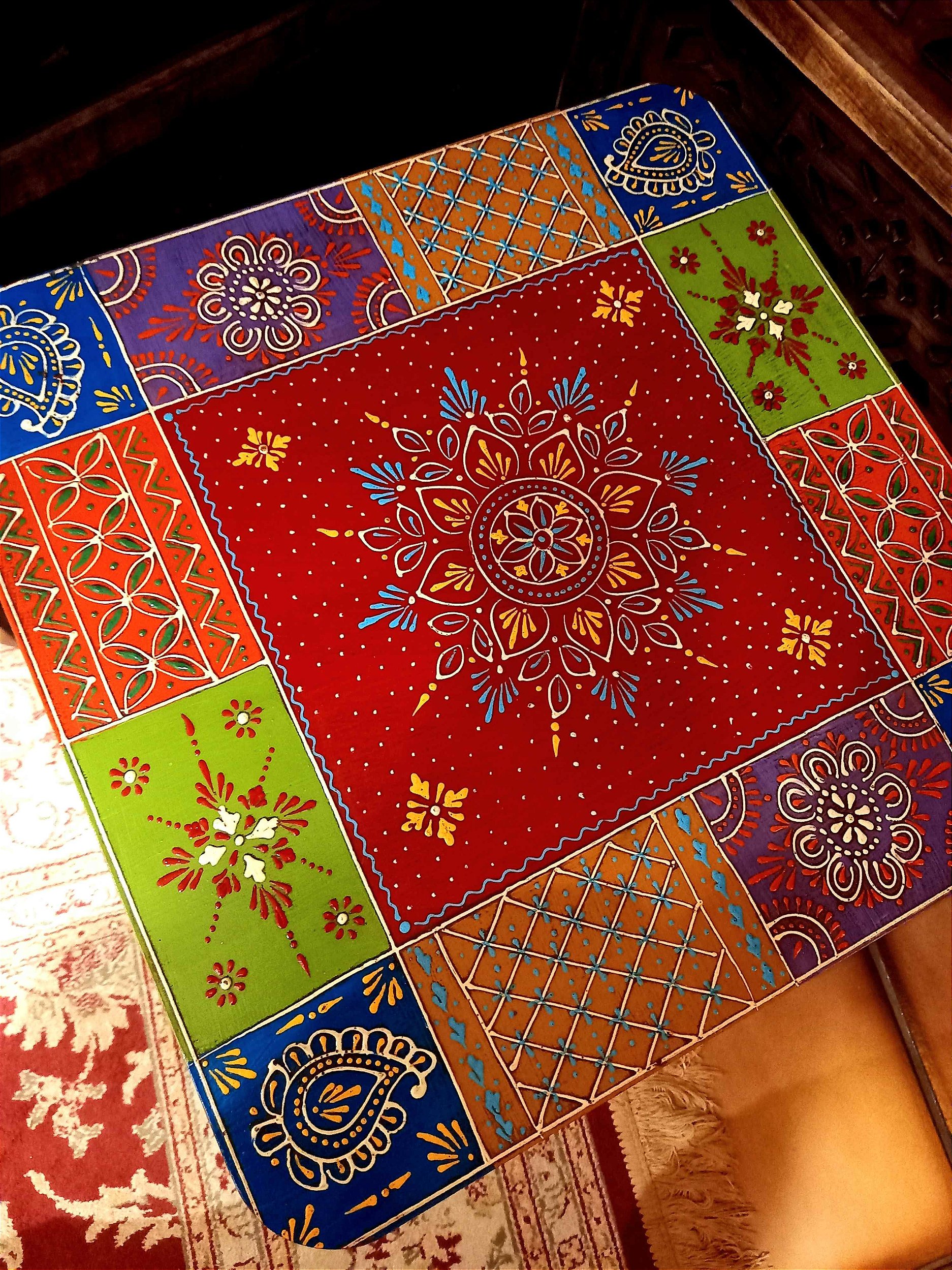 MESA DECORADA A MÃO INDIA - Arati