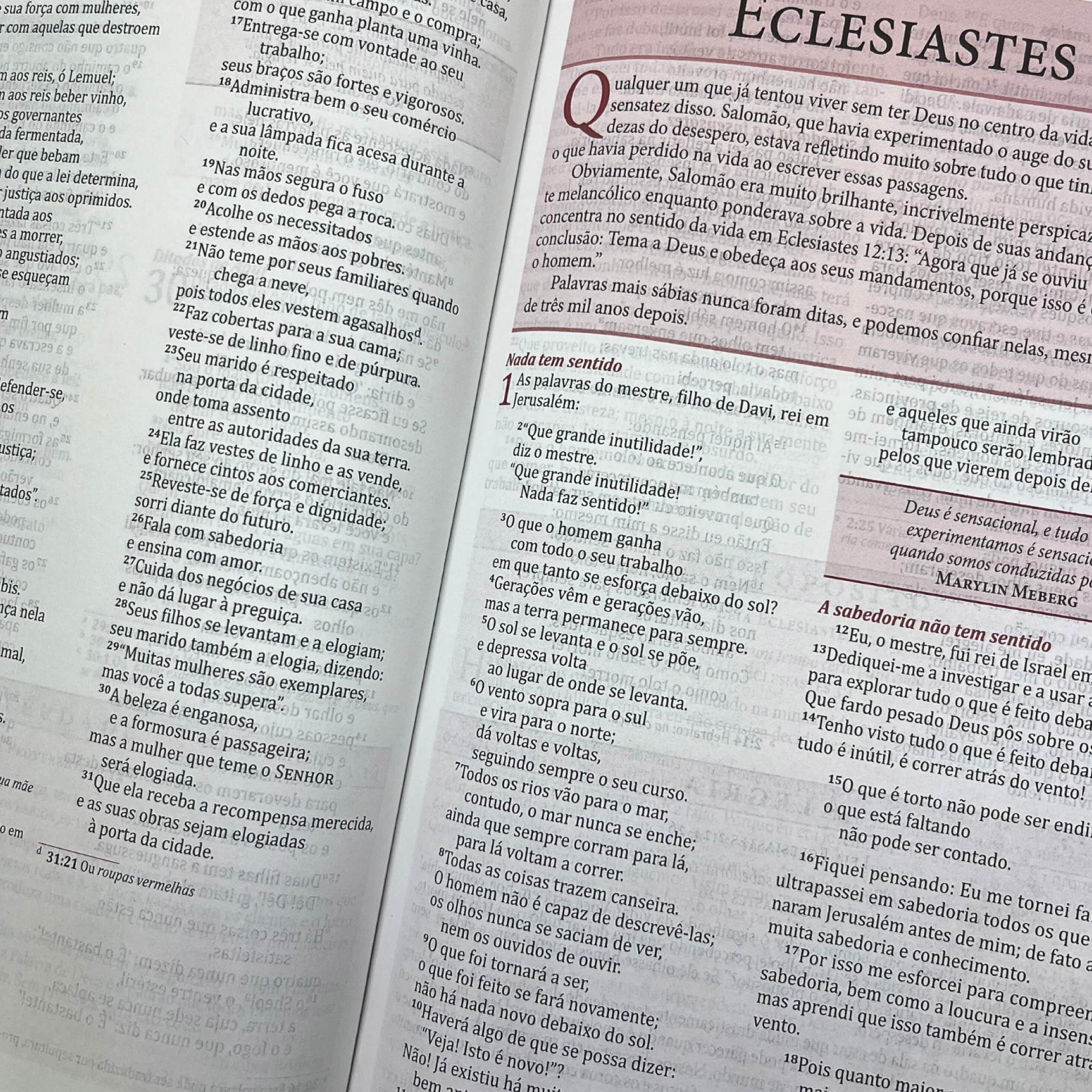 Bíblia Da Mulher De Fé NVI Luxo Bordô Índice - Sheila Walsh - Gospel ...