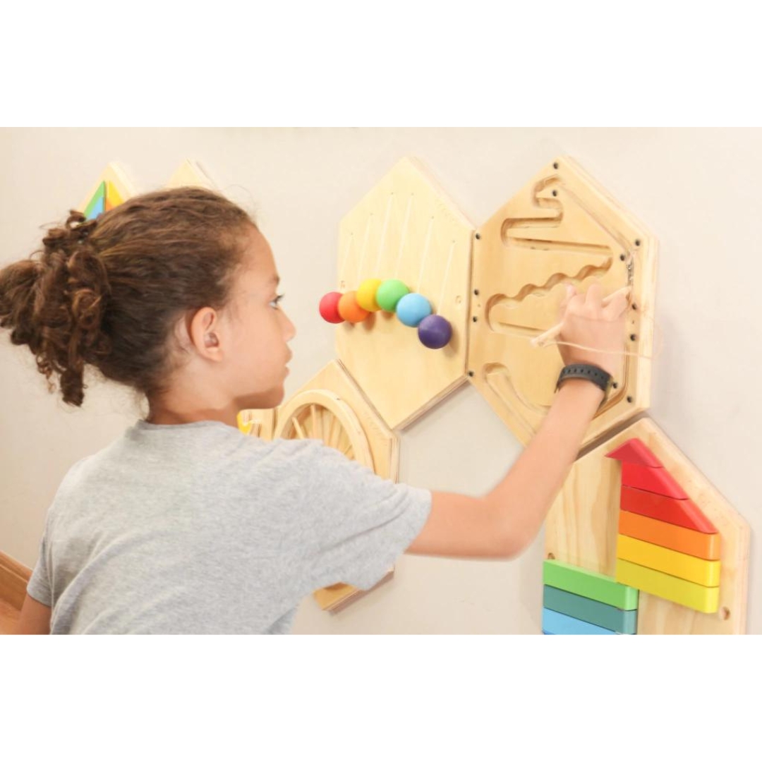 Painel Sensorial Colmeia - Labirinto - Ioiô de Pano Brinquedos Educativos