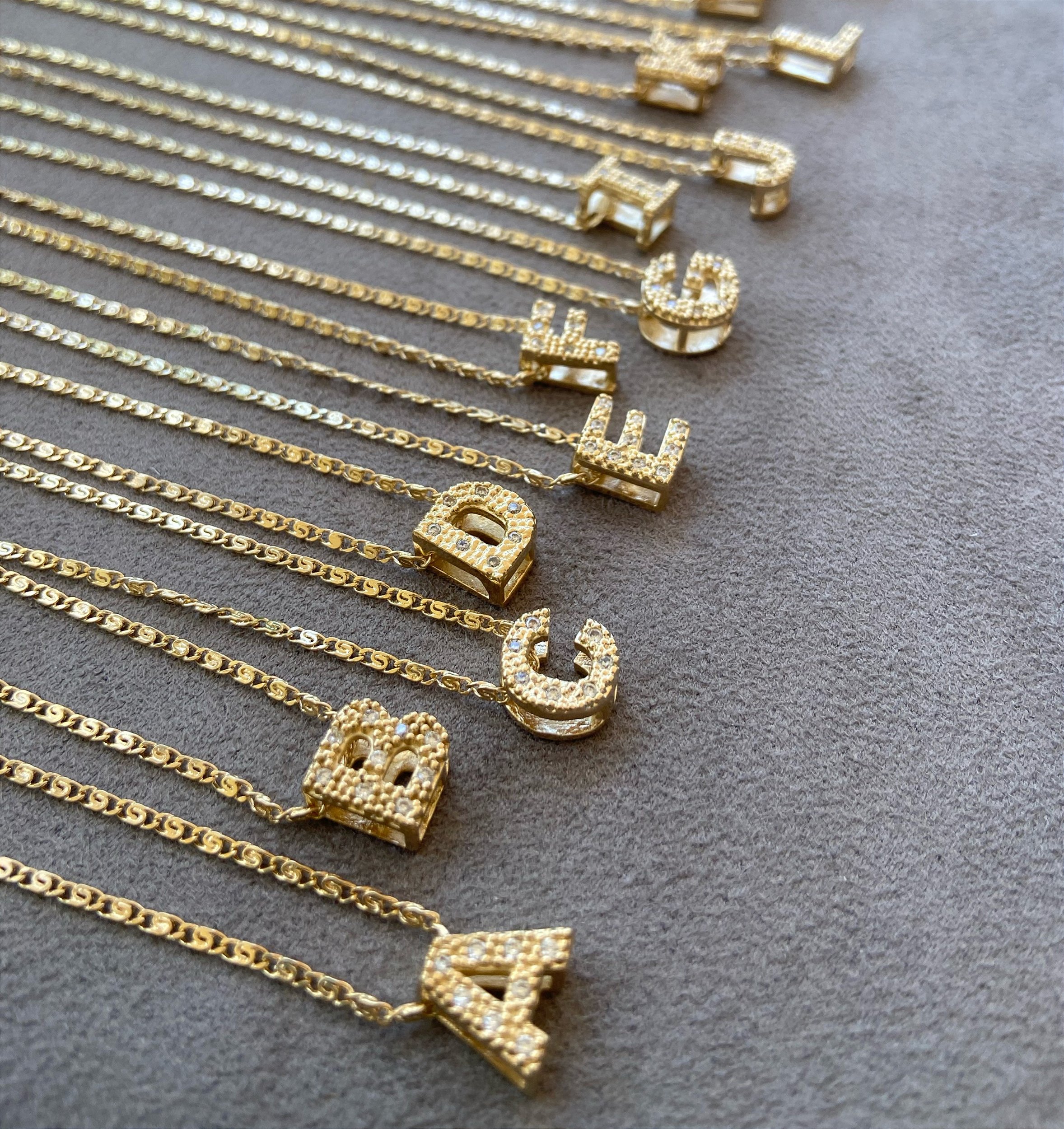 Colar de letra dourado (escolha a letra) - Carmen Bittencourt