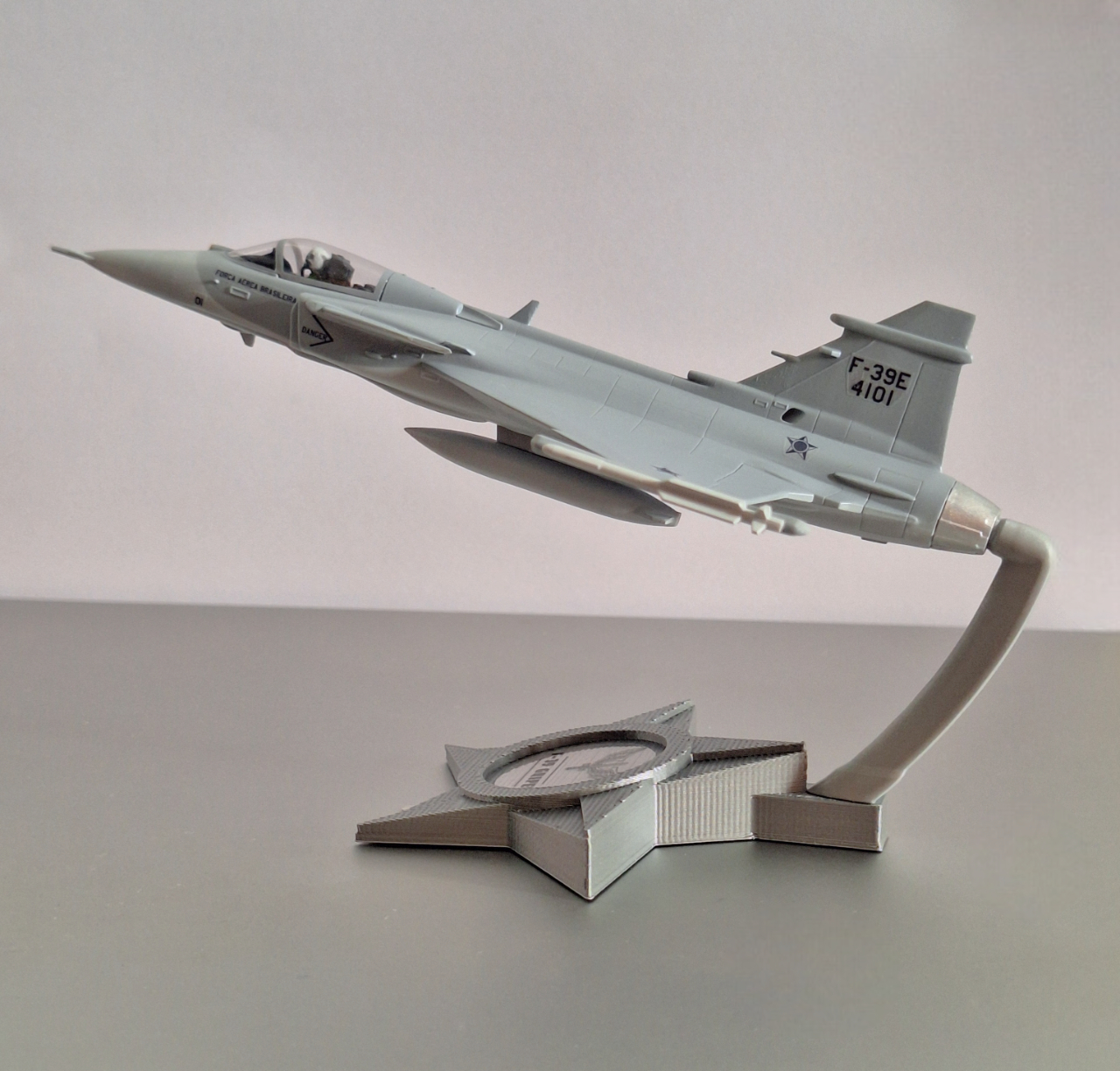 F-39 GRIPEN - FORÇA AÉREA BRASILEIRA - 1:100 - Loja Águias de Aço