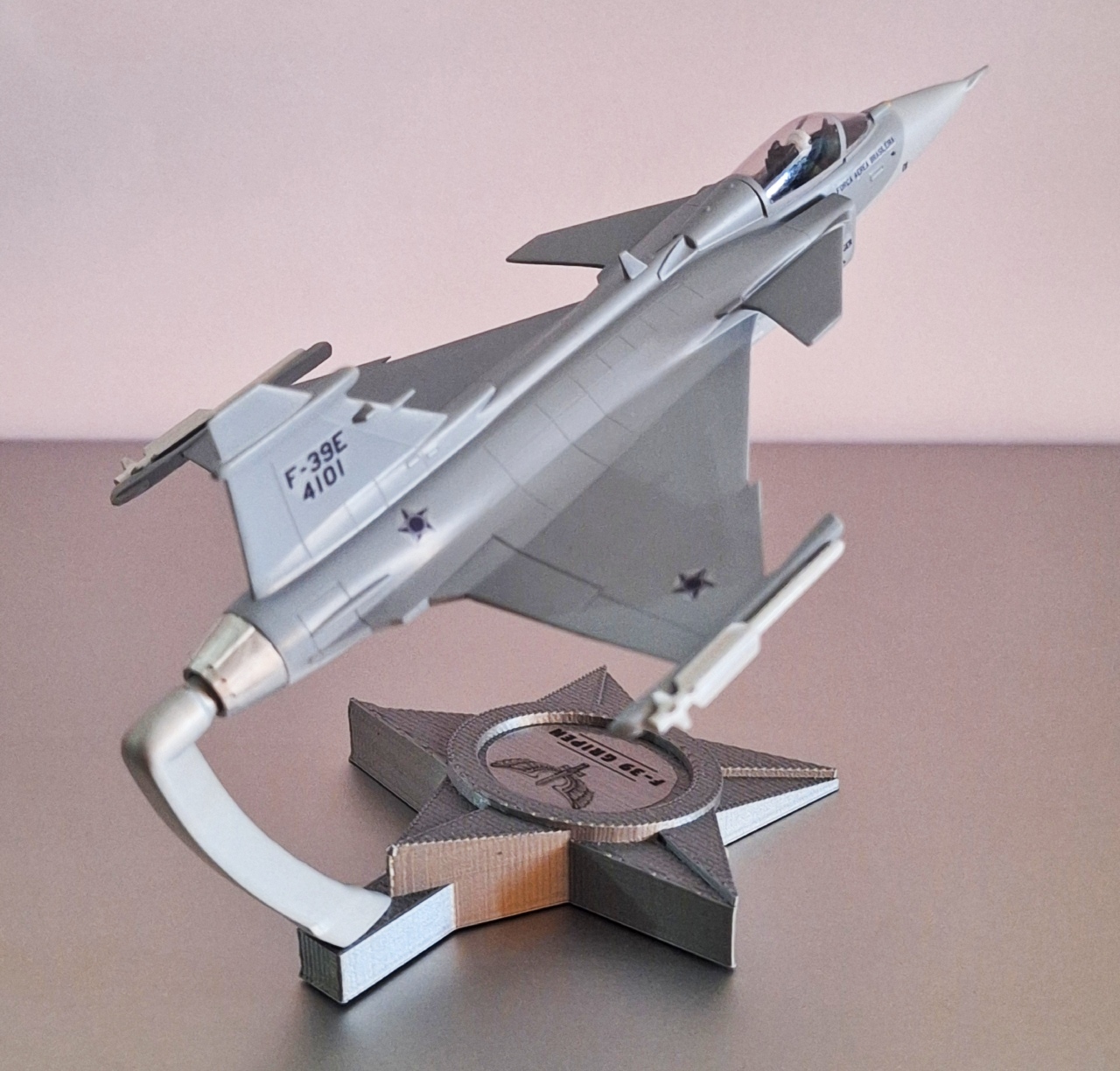 F-39 GRIPEN - FORÇA AÉREA BRASILEIRA - 1:100 - Loja Águias de Aço