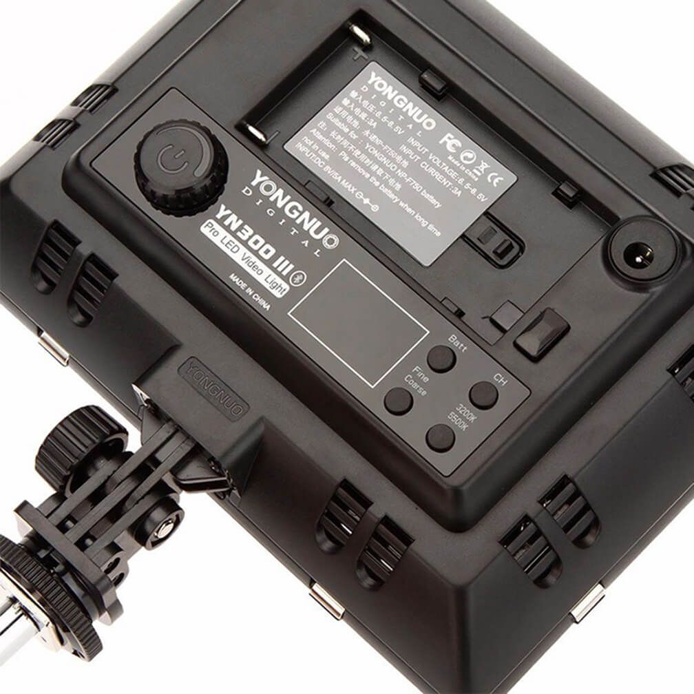 Iluminador de LED Yongnuo YN300 III com Bateria e Carregador - Foto DHM ...