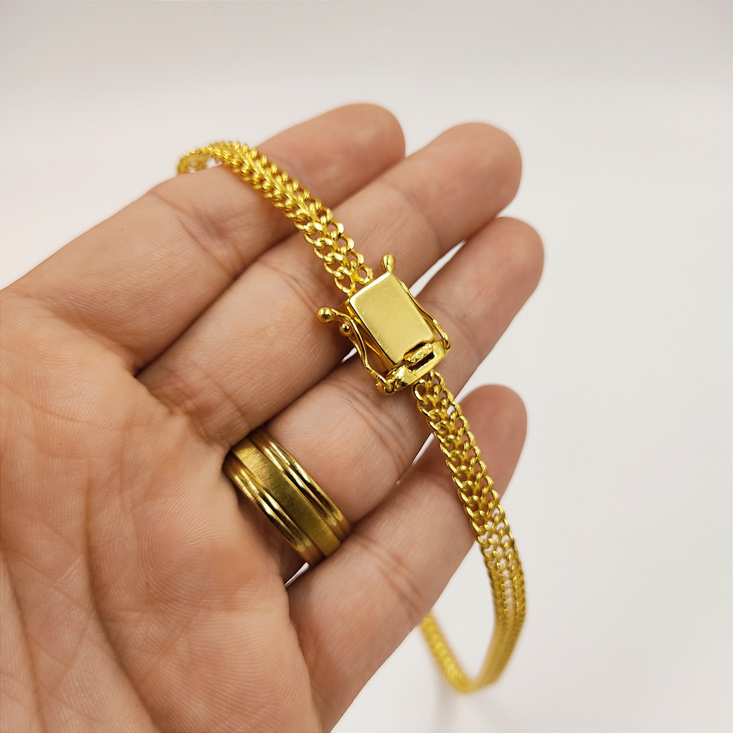 Cordão Grummet Laminado 7mm com Fecho Duplo Banhado a Ouro 18K - Le Griffes