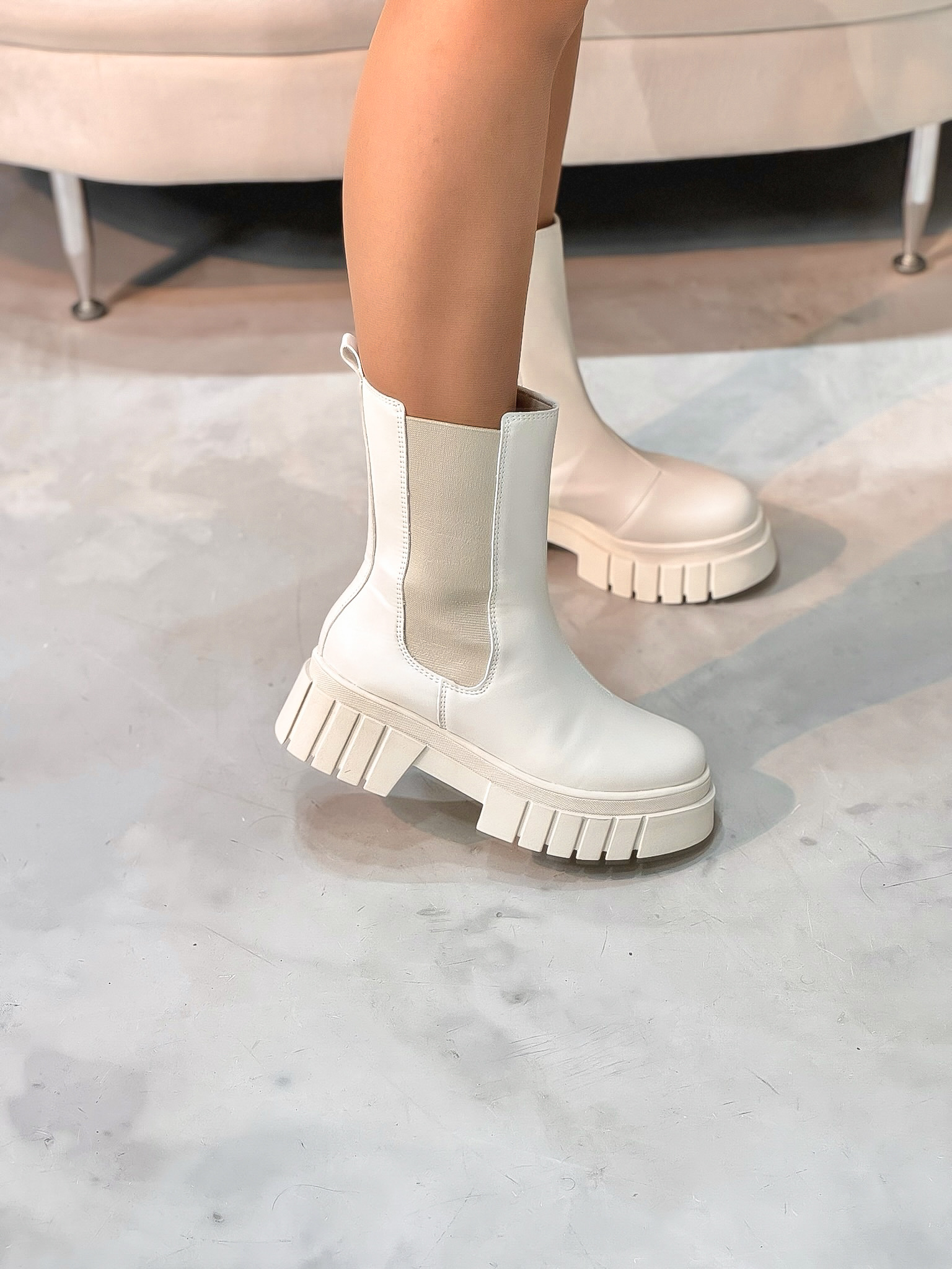 Coturno Feminino Cali Chelsea Off-white em Couro - Cadência Feminina Shoes