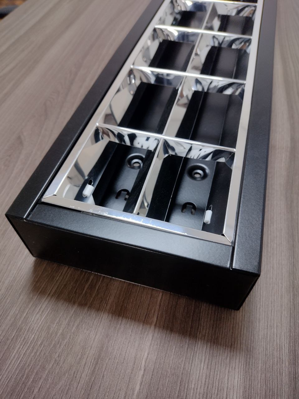 Luminária Calha de Sobrepor PRETA 2x9w 625mm T8 com 6 Aletas - ELAMP