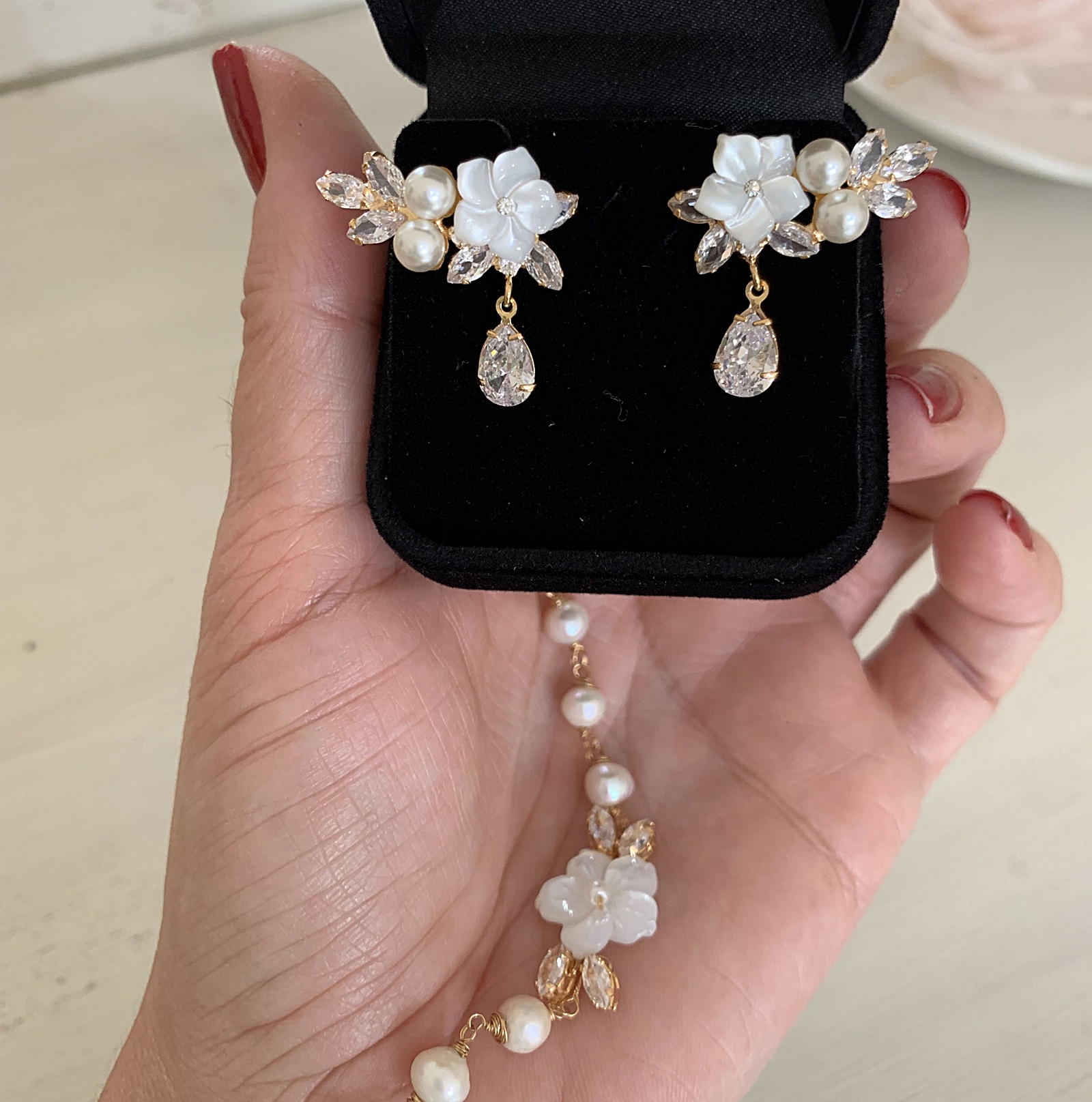 Brincos e pulseira em perolas e flor de madrepérola para noiva casamen - Alessandra Quinaglia