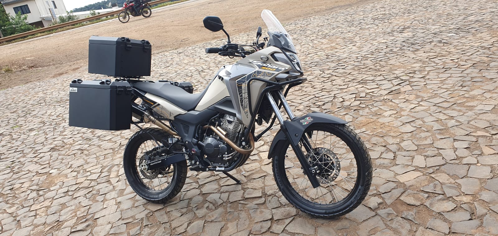 KIT BAÚS LATERAIS LIVI + TOP CASE 43L HONDA SAHARA 300 COM SUPORTES ...