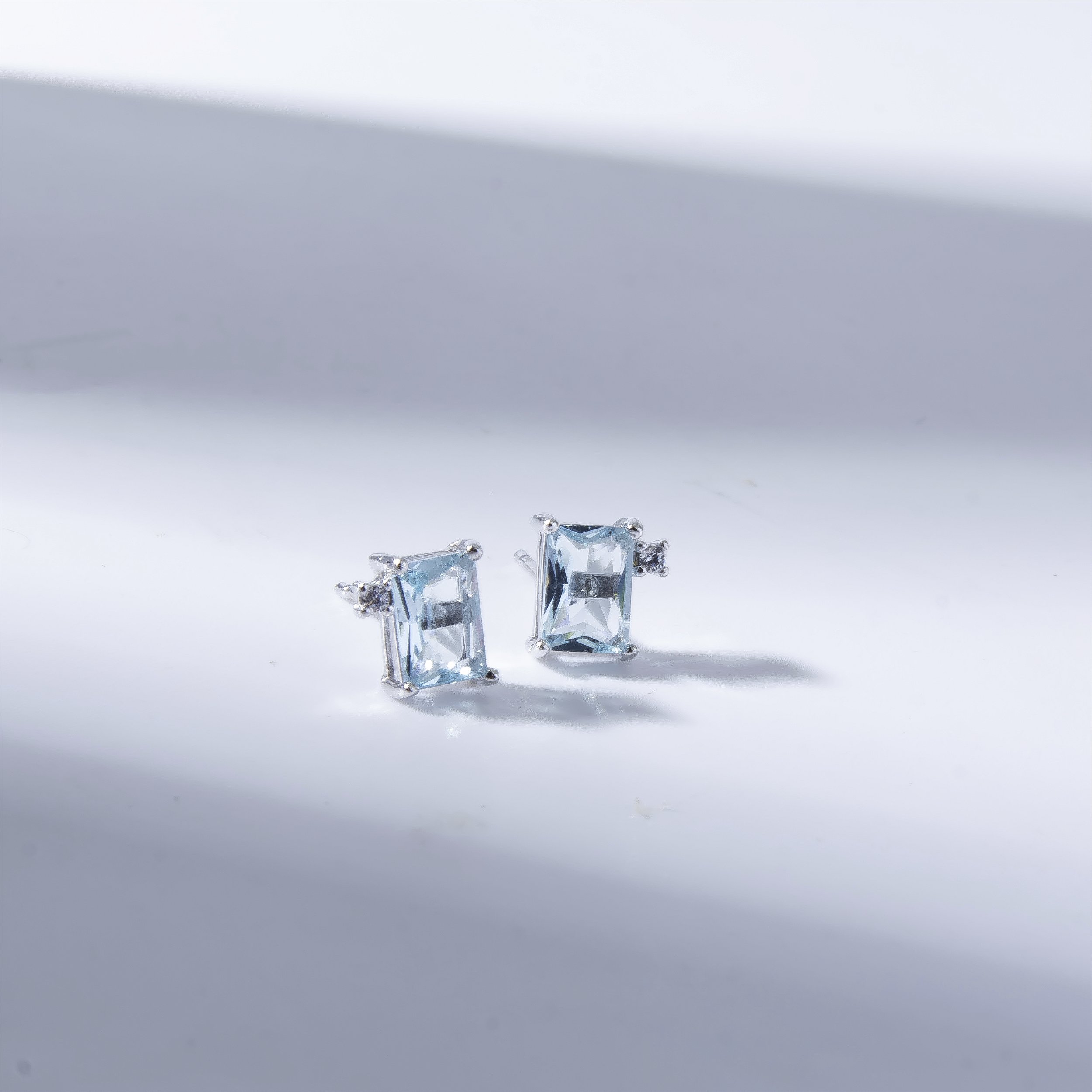 Brinco Retangular Sky Blue Ponto de Luz Banho de Ródio Branco - Loja - Veri