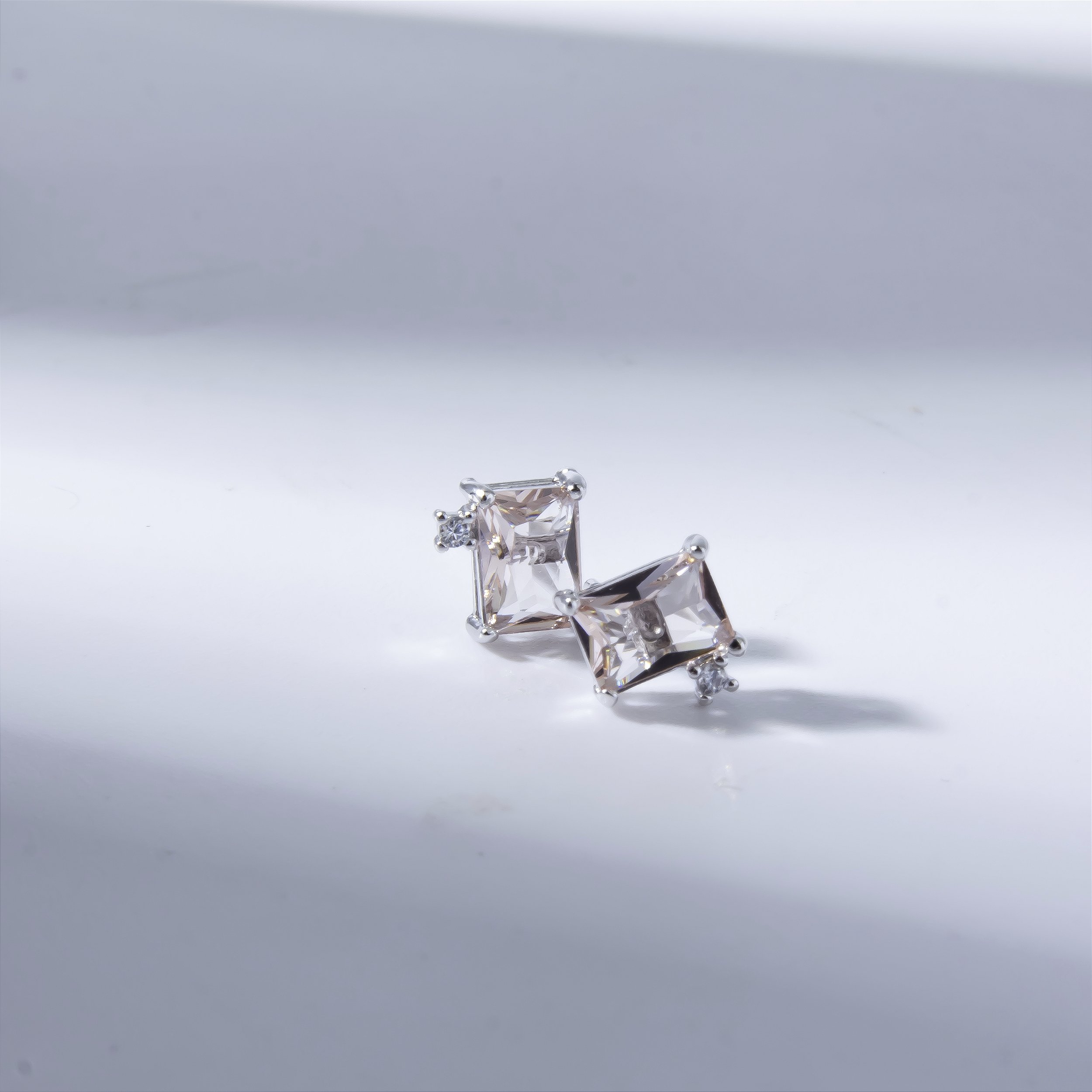 Brinco Retangular Morganite Ponto de Luz Banho de Ródio Branco - Loja ...