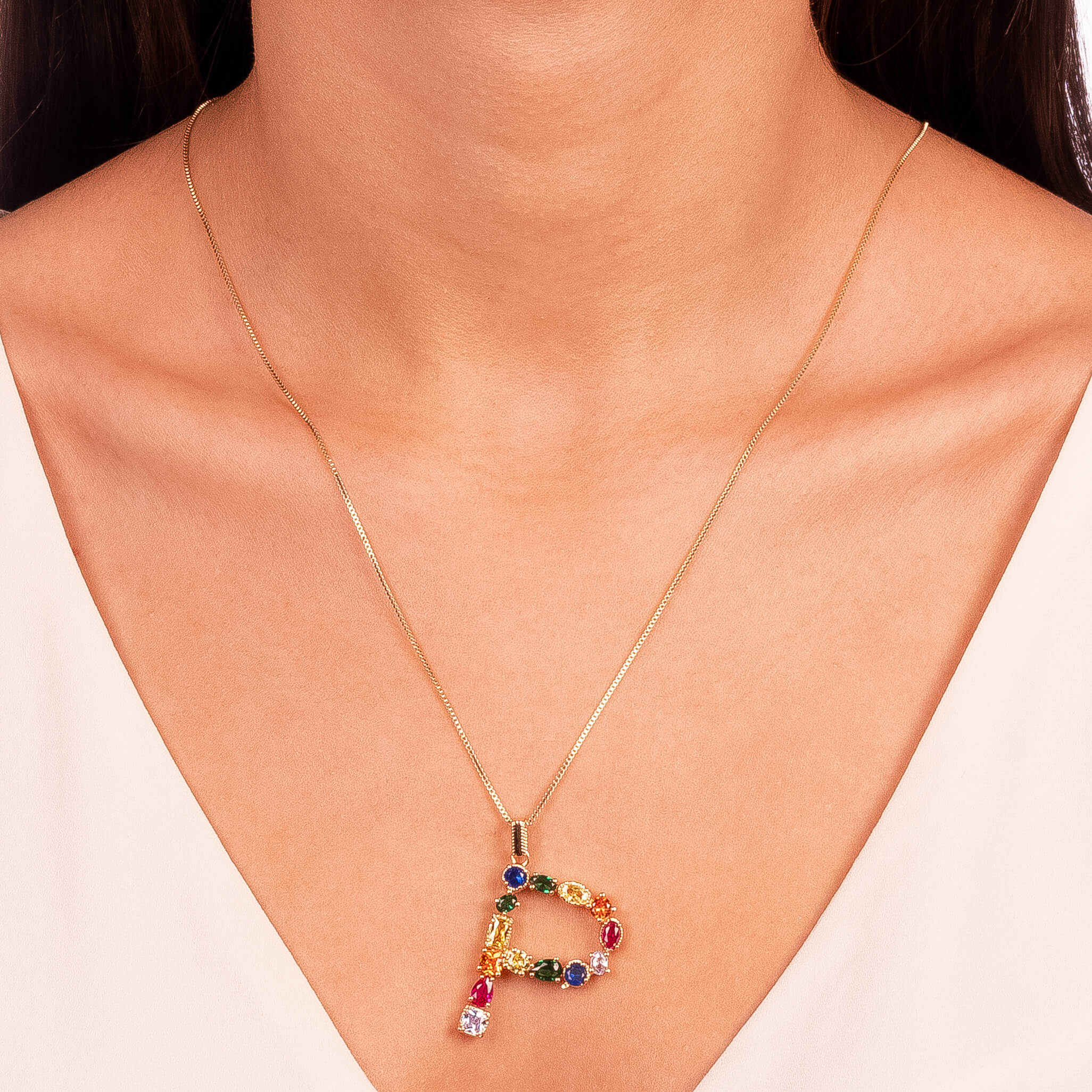 COLAR LETRA P CRAVEJADO COLOR - Semijoias de Luxo | Marabela