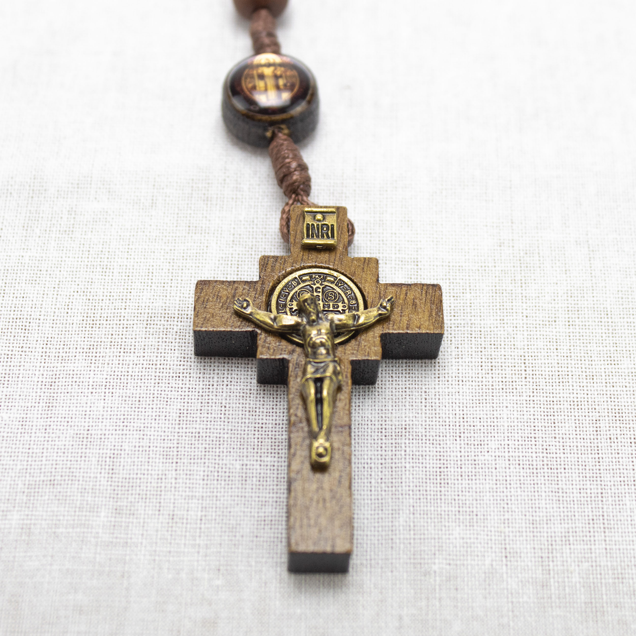 Terço São Bento Marrom Madeira 8mm - Amém decoração religiosa