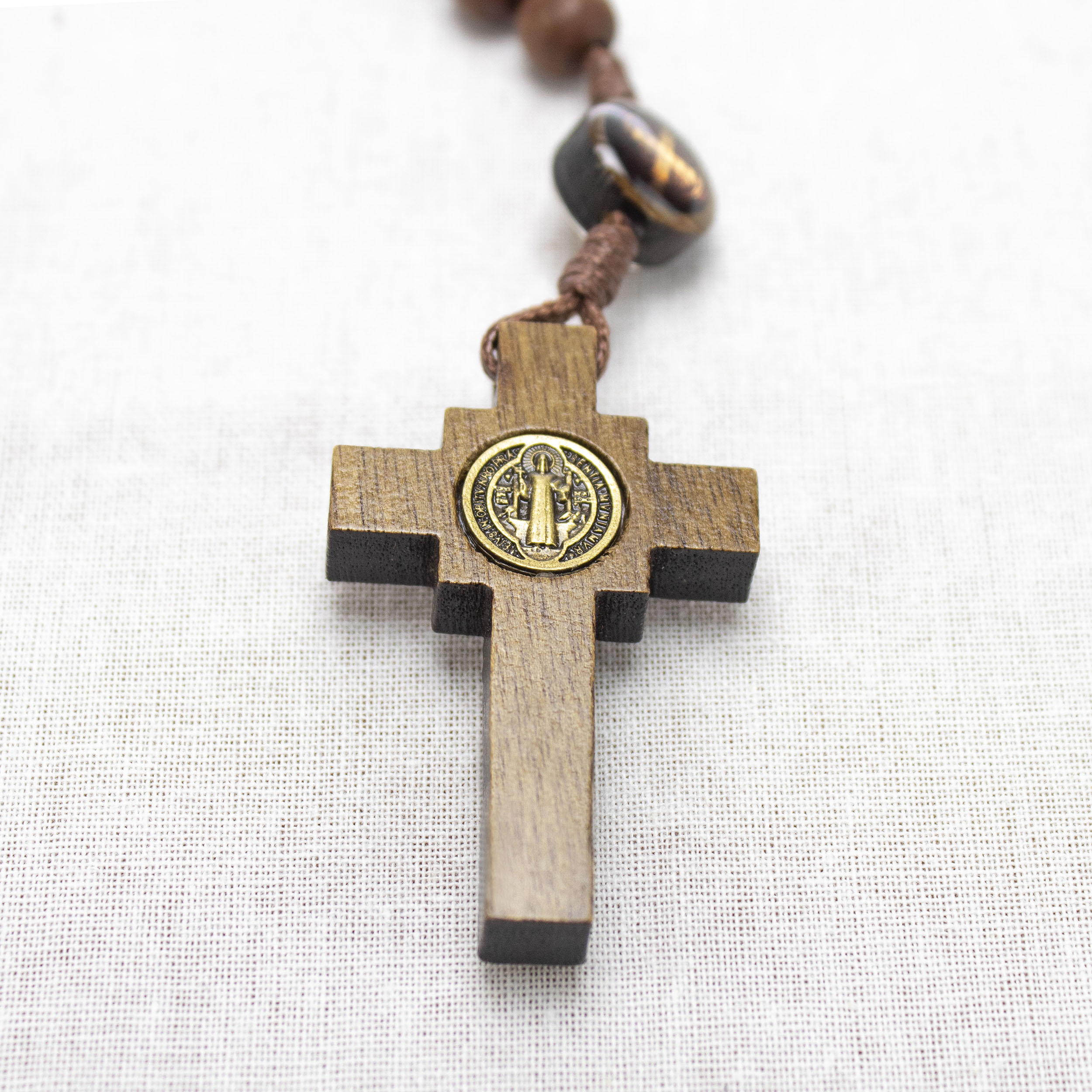 Terço São Bento Marrom Madeira 8mm - Amém decoração religiosa