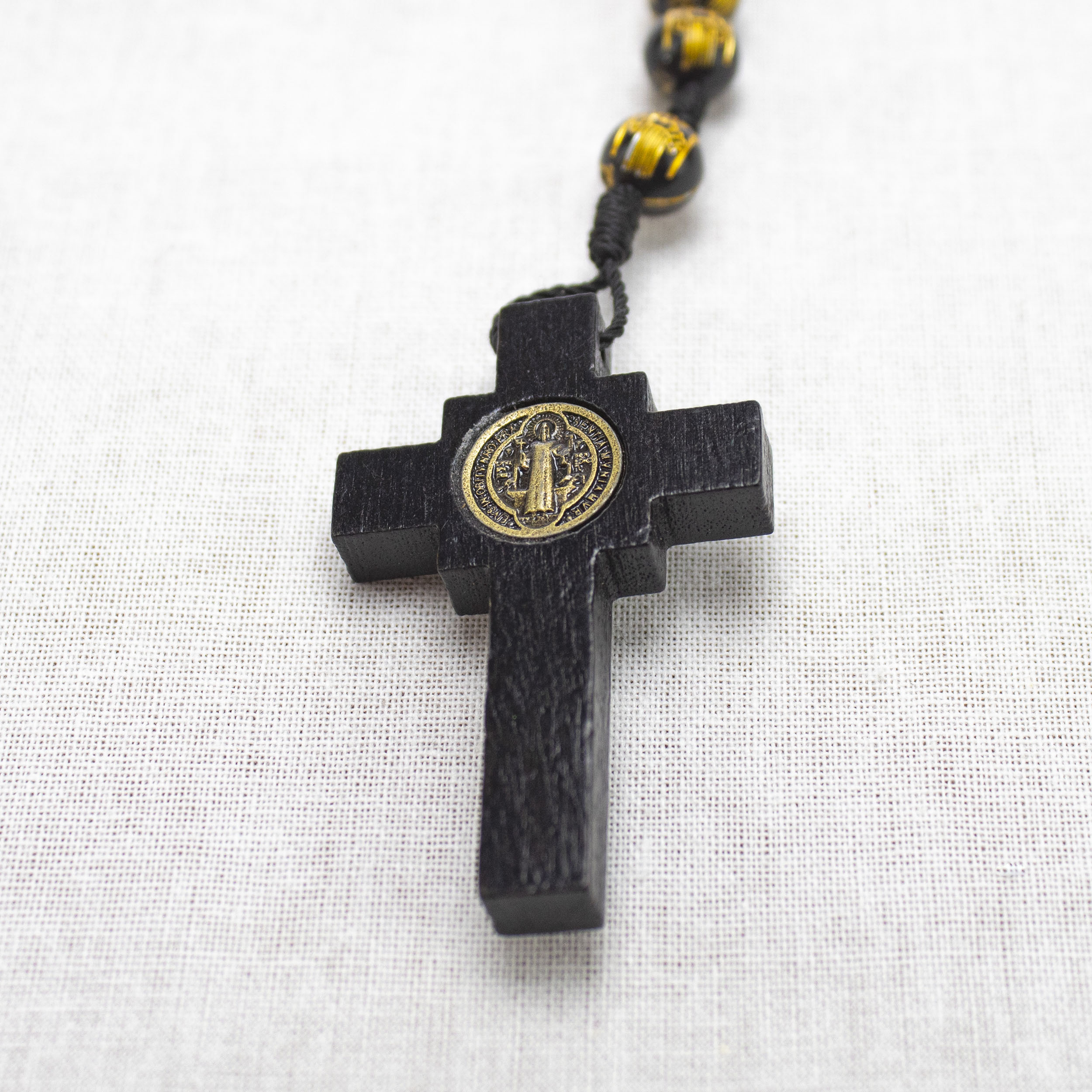 Terço São Bento Dourado Madeira 8 mm - Amém decoração religiosa