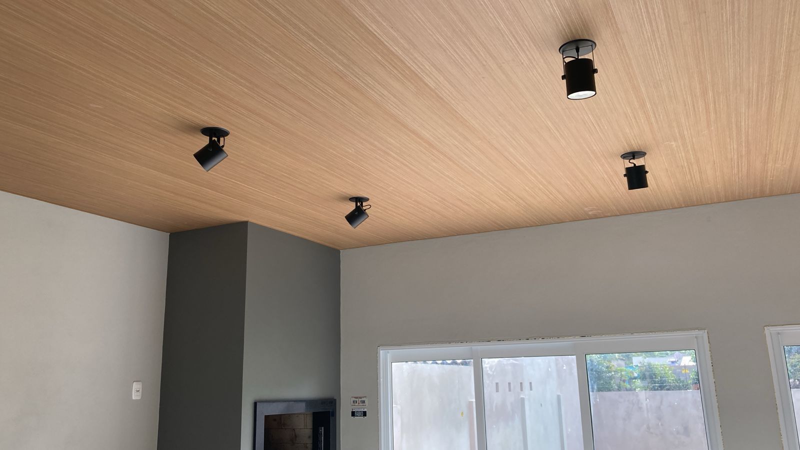 Forro vinilico-REVID Madeira Nobre Angelim 250 mm X 10 mm 6mts Plasbil ...