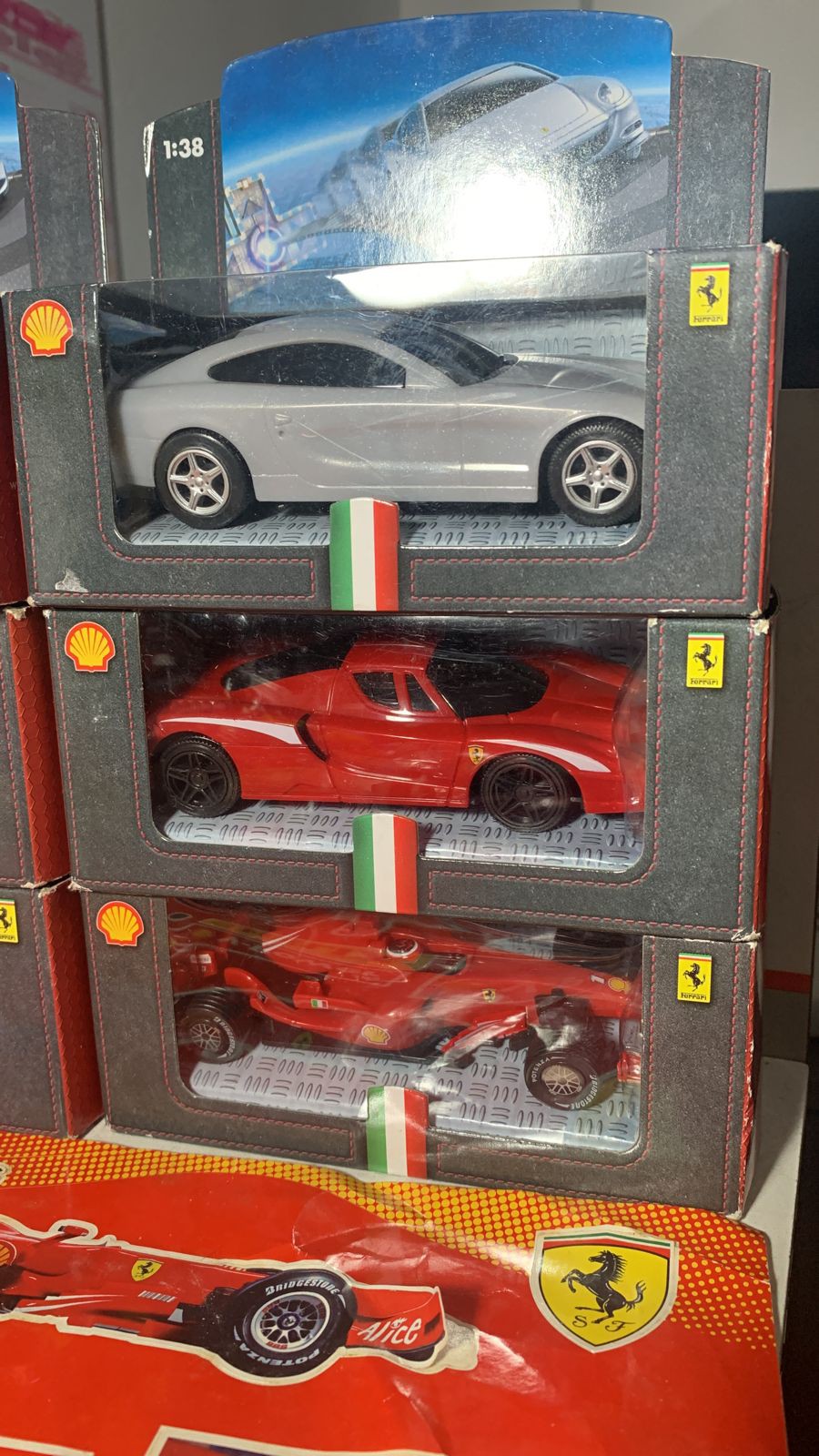 Coleção Ferrari Posto Shell - 2006 - 1/38 + cartela de adesivos Shell ...