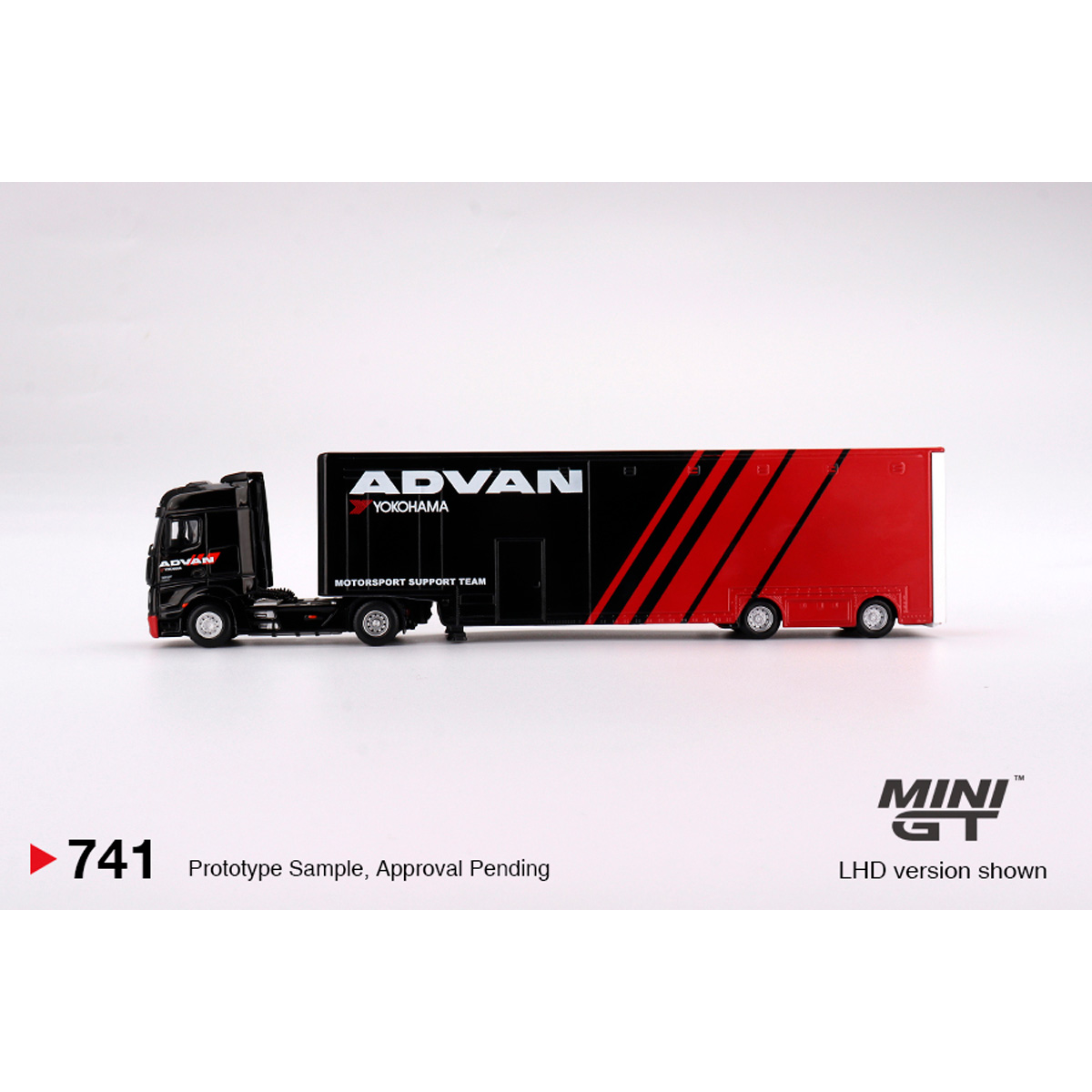 Miniatura Mini GT 1:64 Mercedes Benz Actros ADVAN #741 - Counting Minis