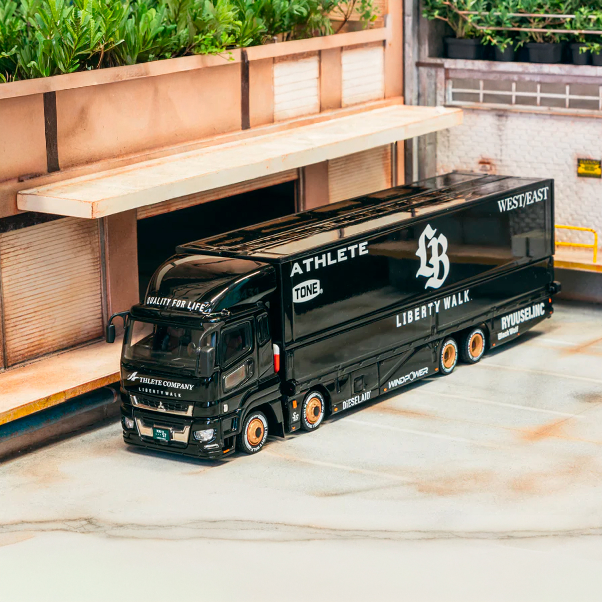 Tarmac 1:64 Truck Mitsubishi Fuso Super Great LB-Trucks - Counting Minis