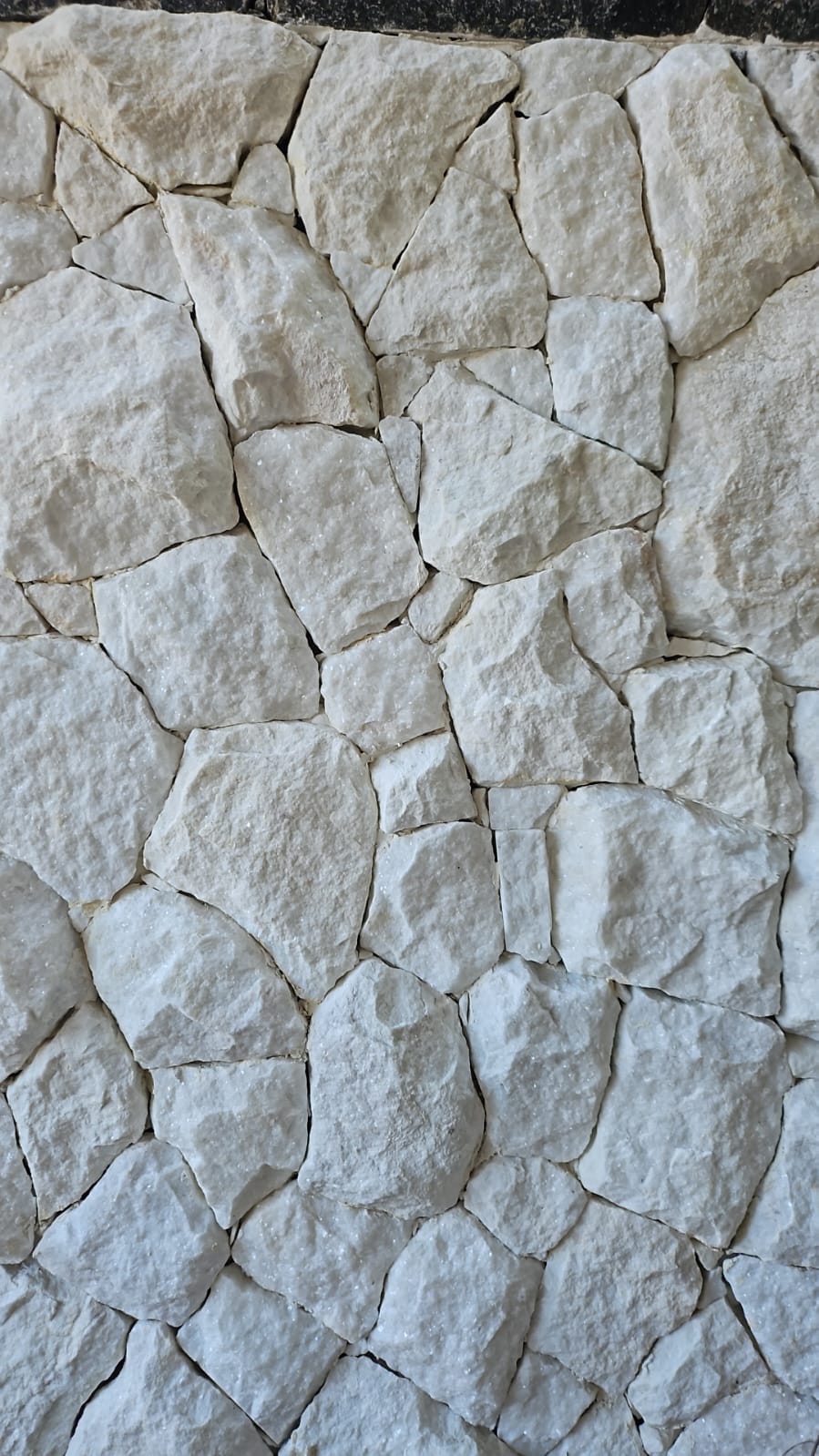 Moledo Serrada Branco Dolomita - R$ 335,00 m² - Casa das Pedras Decorativas
