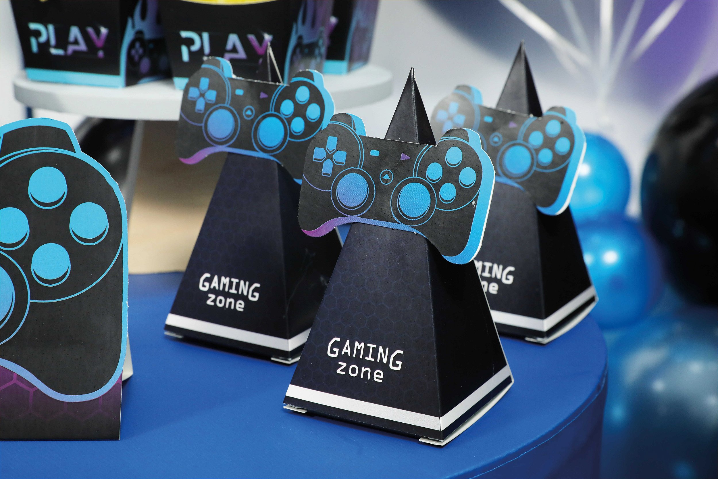 CONE COM APLIQUE GAMER - Pacote com 8 unidades - Confetes Festas