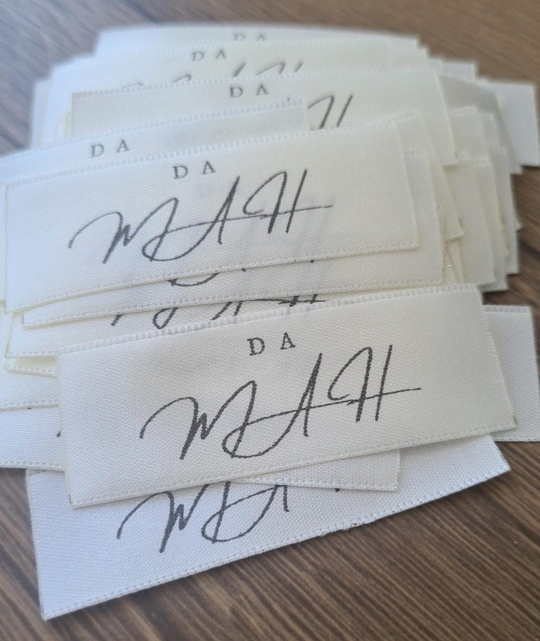 Etiqueta de cetim personalizada - 500 unidades - 2,2 x 8 cm - Espaço ...