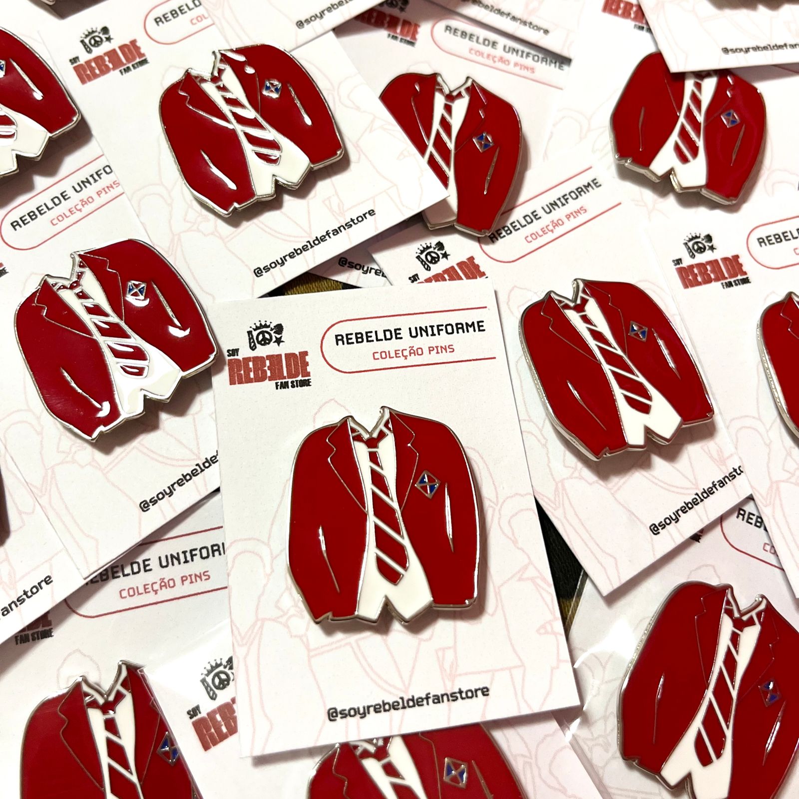 Pin metálico exclusivo RBD “Uniforme Rebelde” - Soy Rebelde Fan Store ...