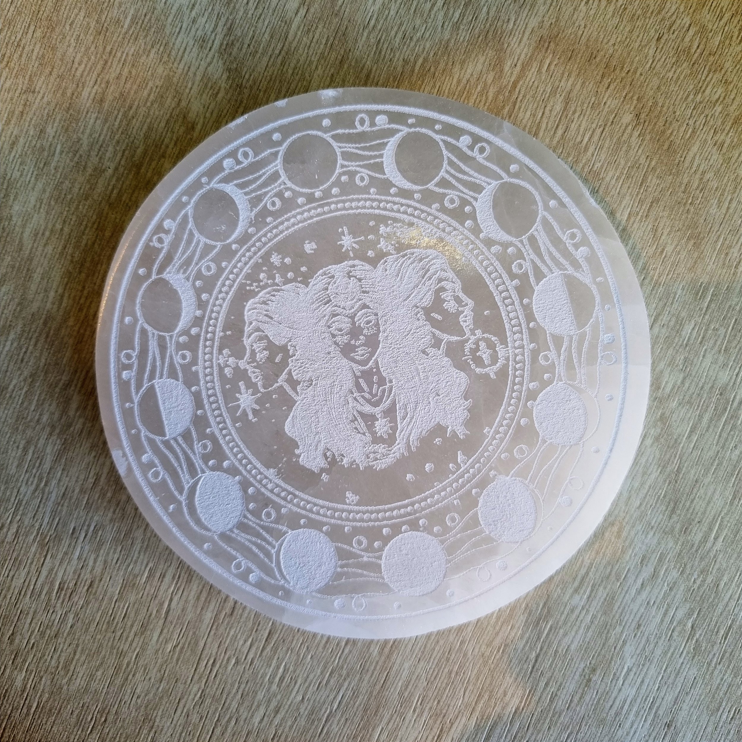 Base Redonda Selenita Fases da Lua - Deusa Triplice - Patuá Cristais