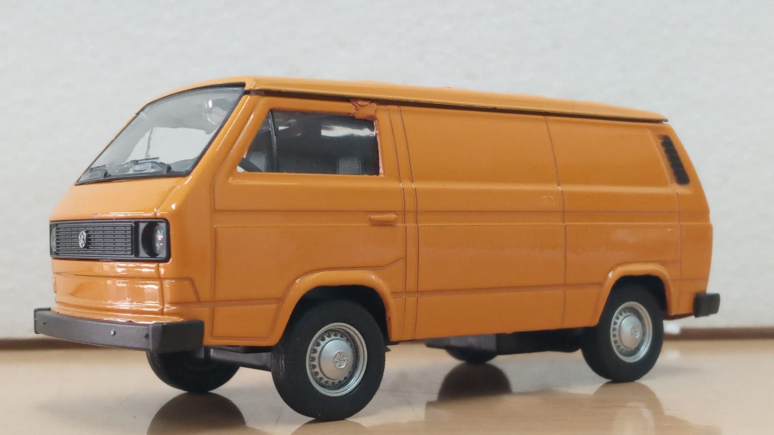Welly - Volkswagen T8 Van (Sem caixa) - 1/32 - HTC - MODELISMO