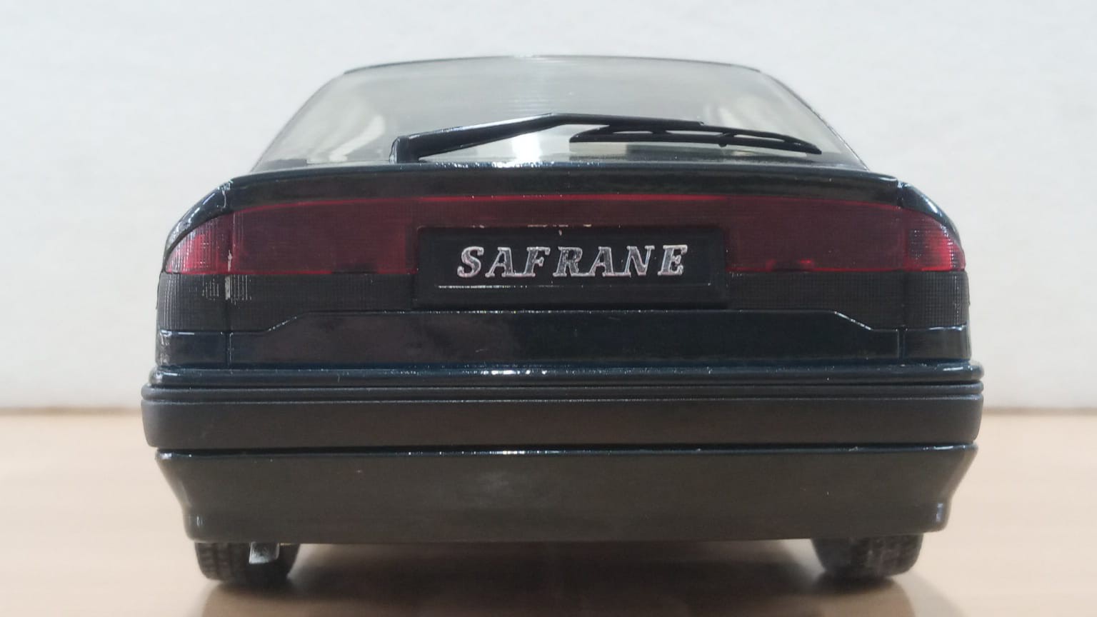 Sucata - Renault Safrane Solido - 1/18 (sem caixa) - HTC - MODELISMO