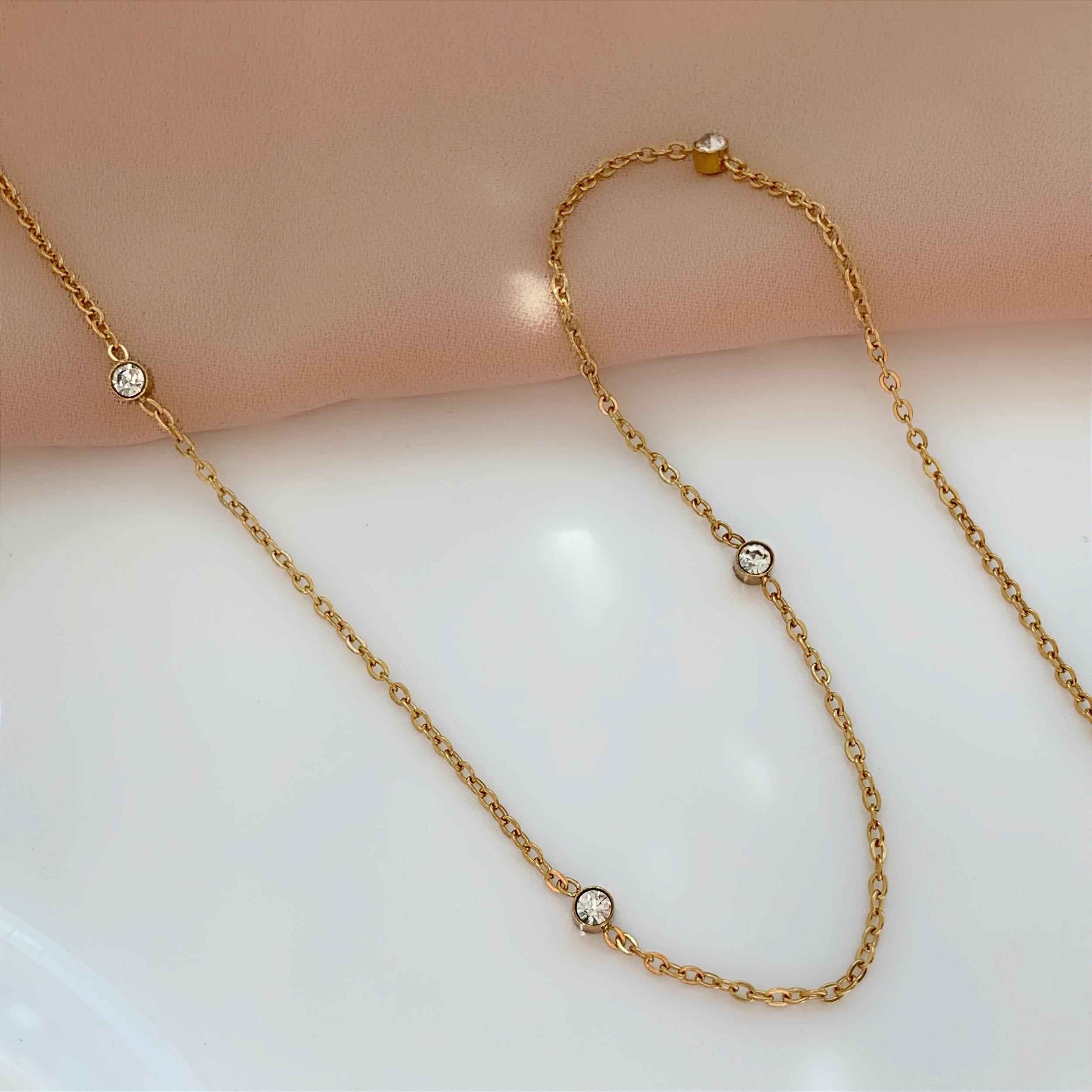 COLAR MINI PONTOS DE LUZ DOURADO AÇO 316L⭐️ - Mania de Biju ...