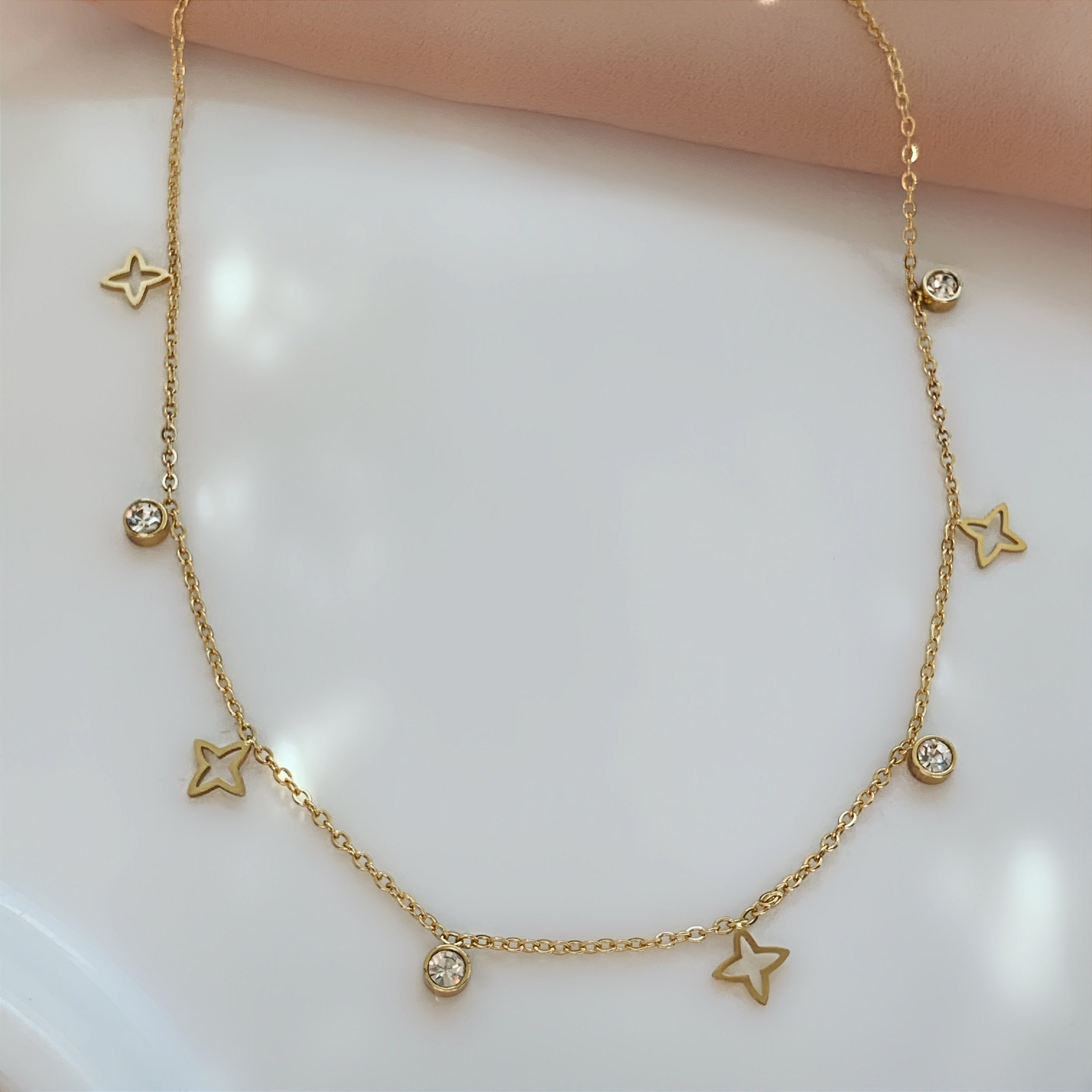 COLAR MINI TREVOS E ZIRCÔNIAS DOURADO AÇO 316L⭐️ - Mania de Biju ...