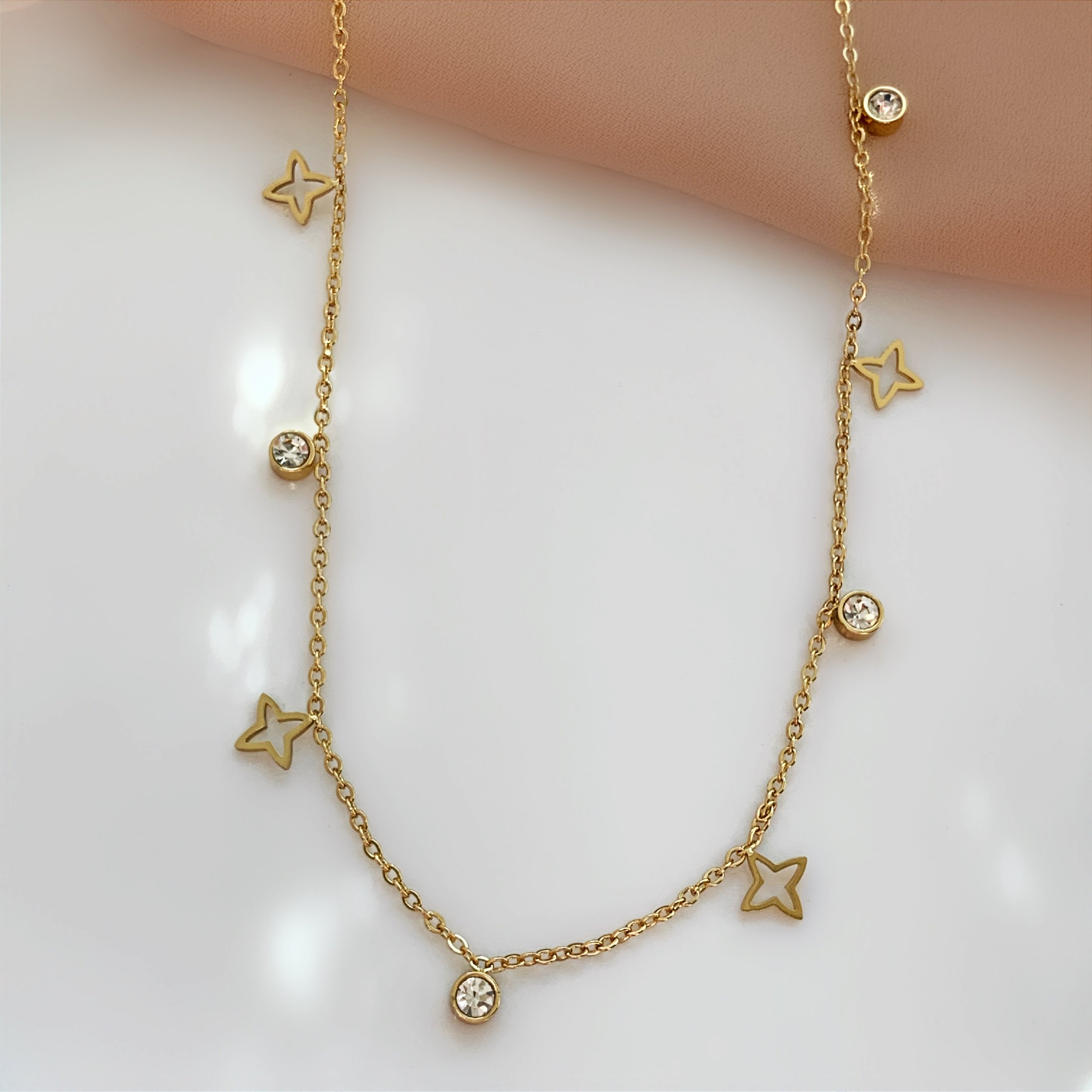 COLAR MINI TREVOS E ZIRCÔNIAS DOURADO AÇO 316L⭐️ - Mania de Biju ...