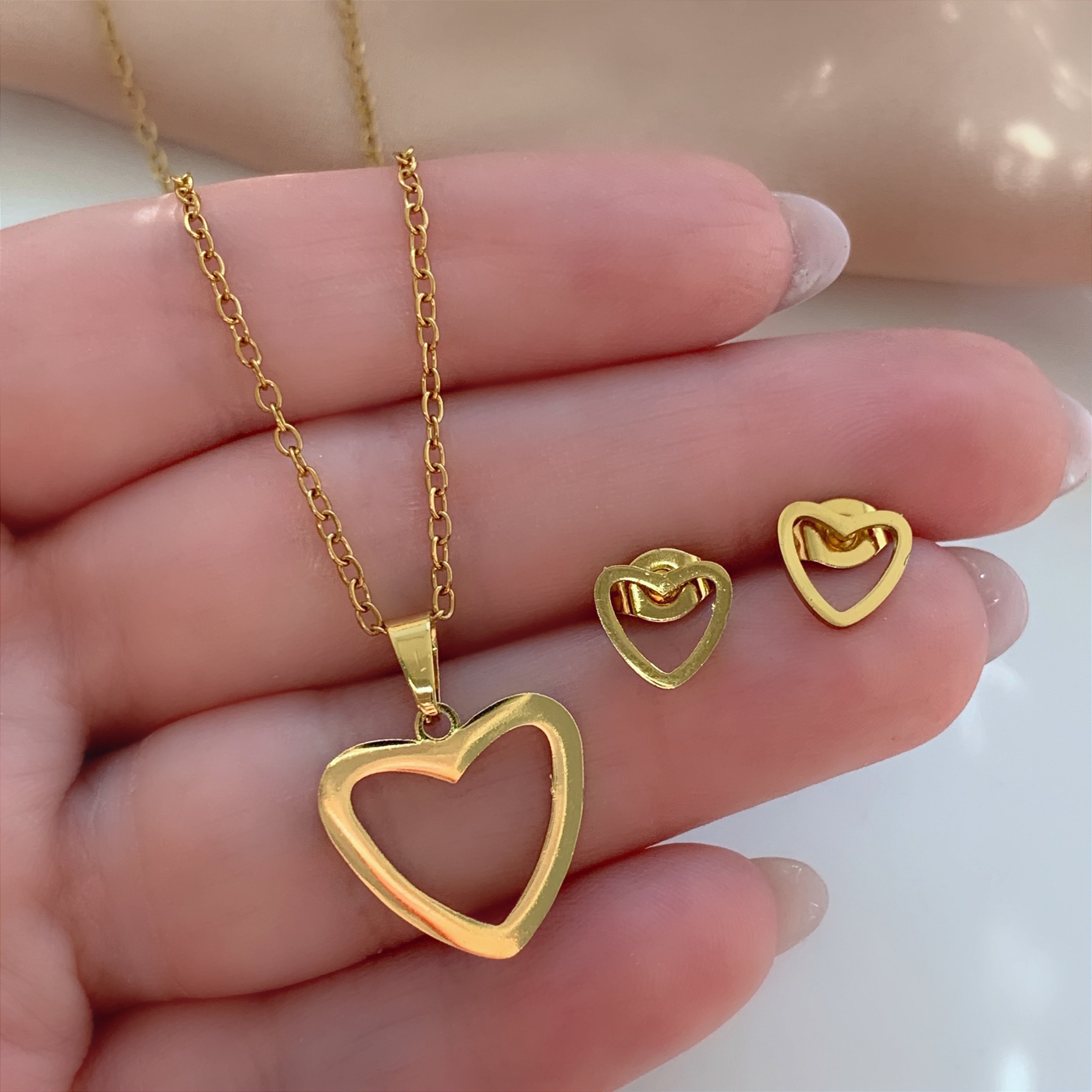 COLAR KIT CORAÇÃO VAZADO DOURADO AÇO 316L⭐️ - Mania de Biju ...