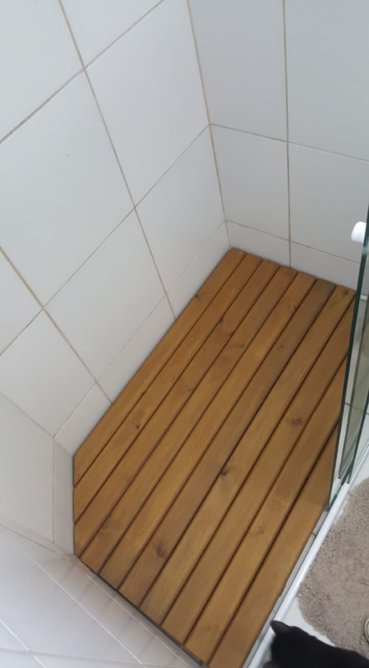 DECK DE CHUVEIRO SOB MEDIDA: Área de 0,72 a 0,78 m2 - DECKLAND