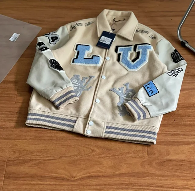 Jaqueta LOUIS VUITTON Blouson Varsity Multi-Patches Mixed - Encomenda ... Jaqueta LOUIS VUITTON Blouson Varsity Multi-Patches Mixed - Encomenda ...