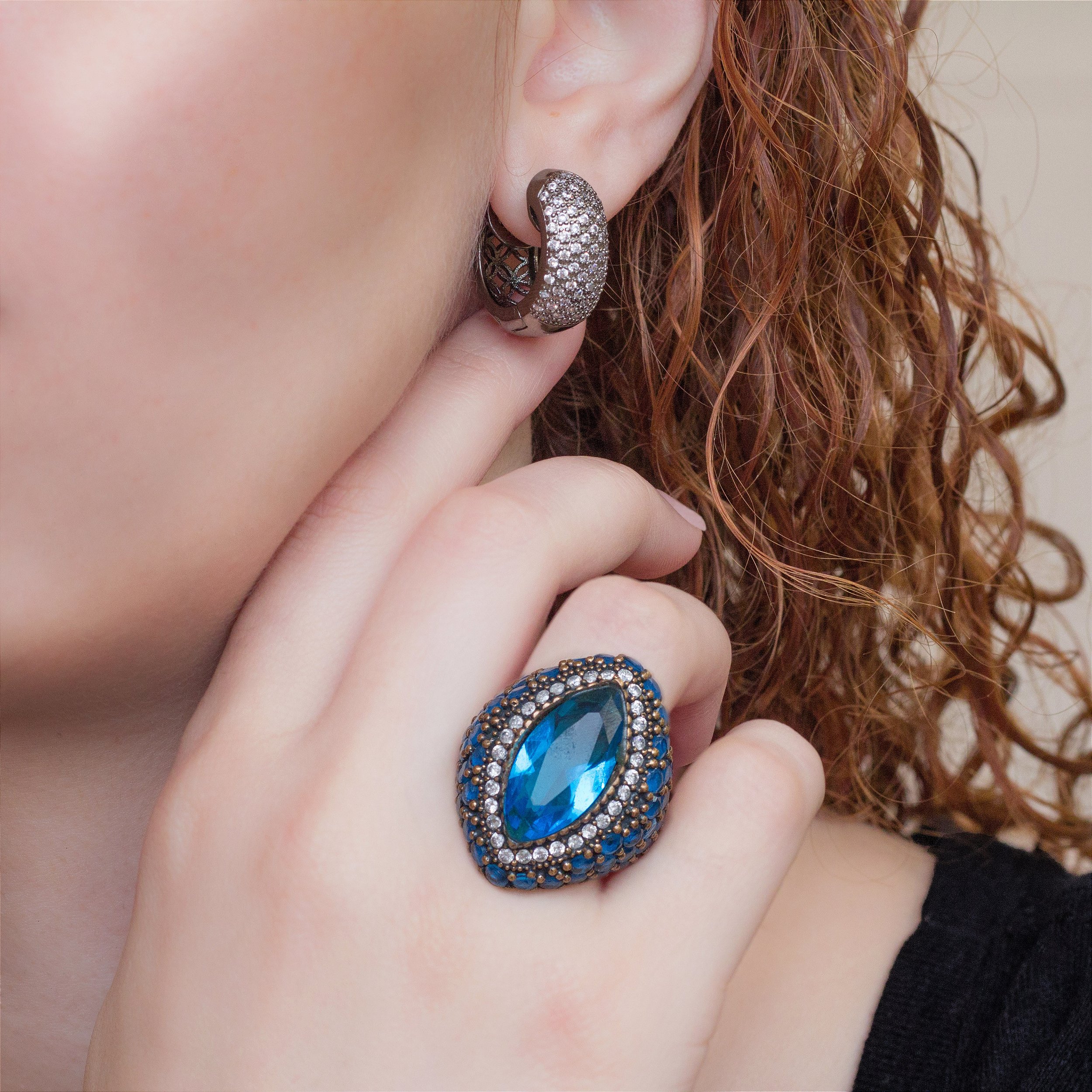 Anel ródio negro com cristais azul - Magnífica Joias | Semijoias de luxo