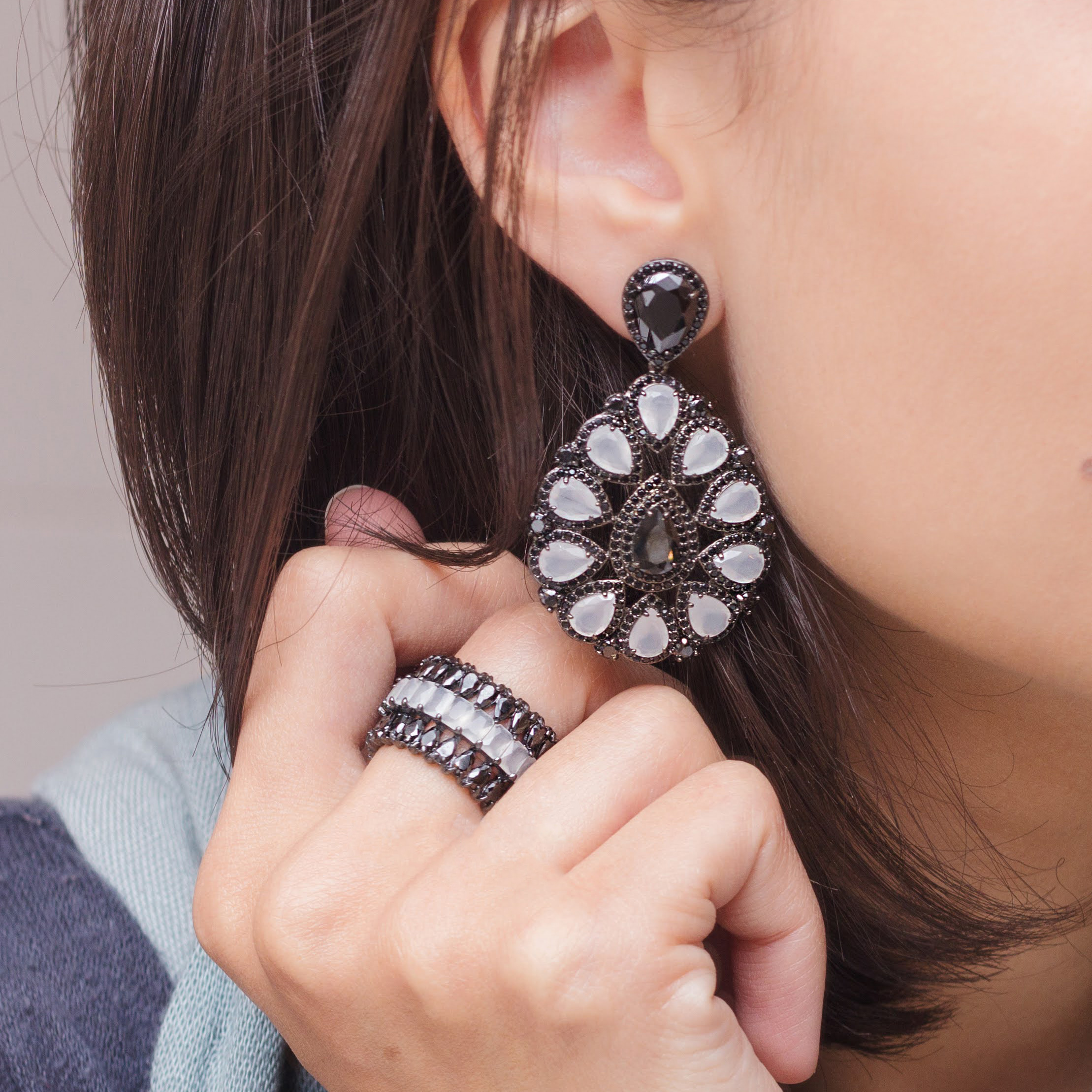 Brinco Ródio negro com pedras e microzircônias - Magnífica Joias ...