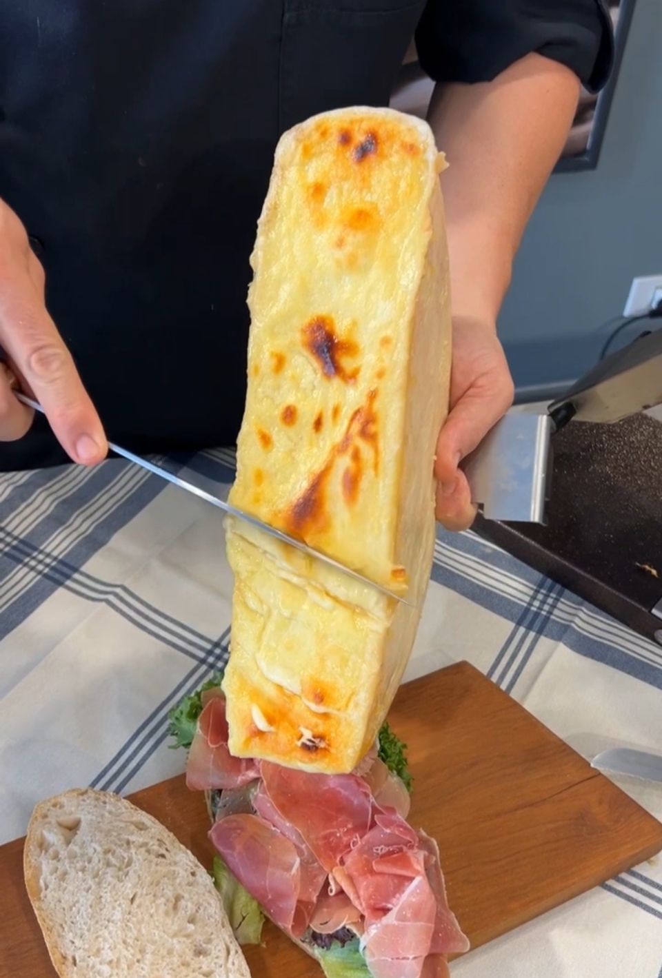 Queijo Raclette - O Queijólatra Loja Especializada em Queijos Artesanais