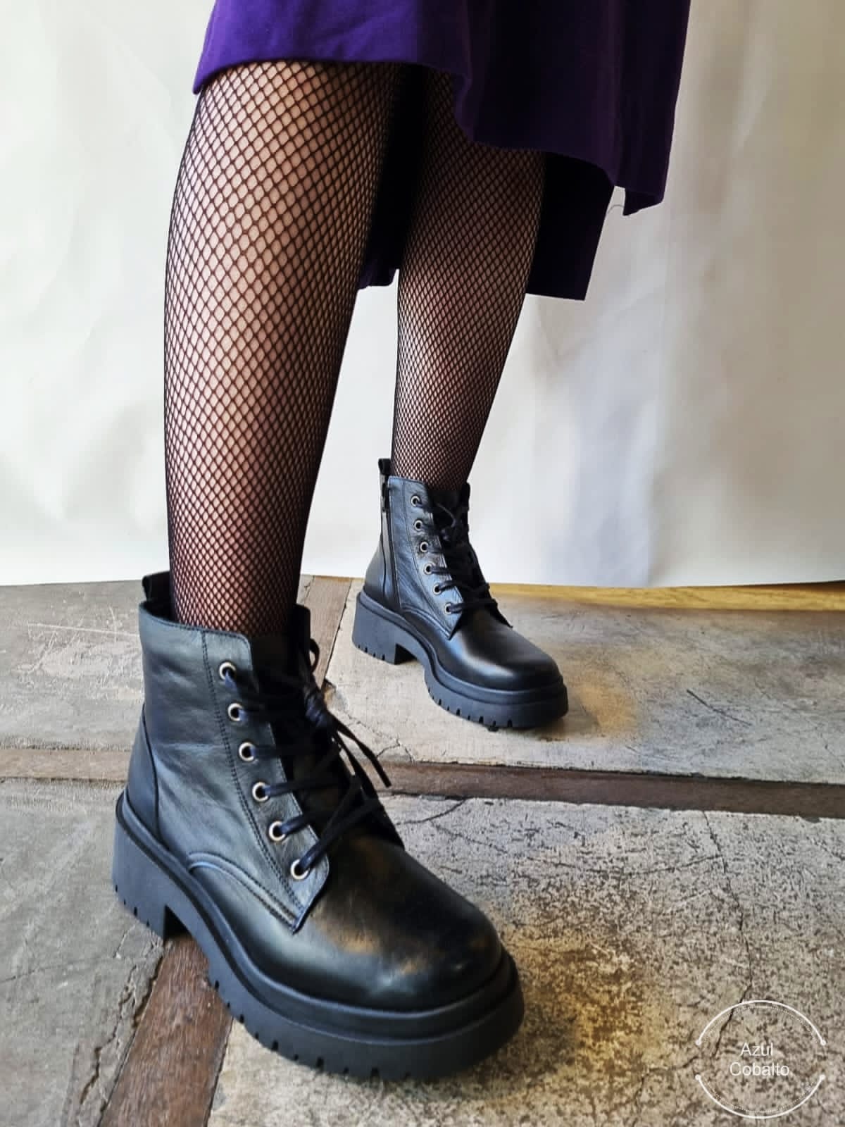 BOTA EM COURO ESTILO COTURNO PRETO - azulcobalto