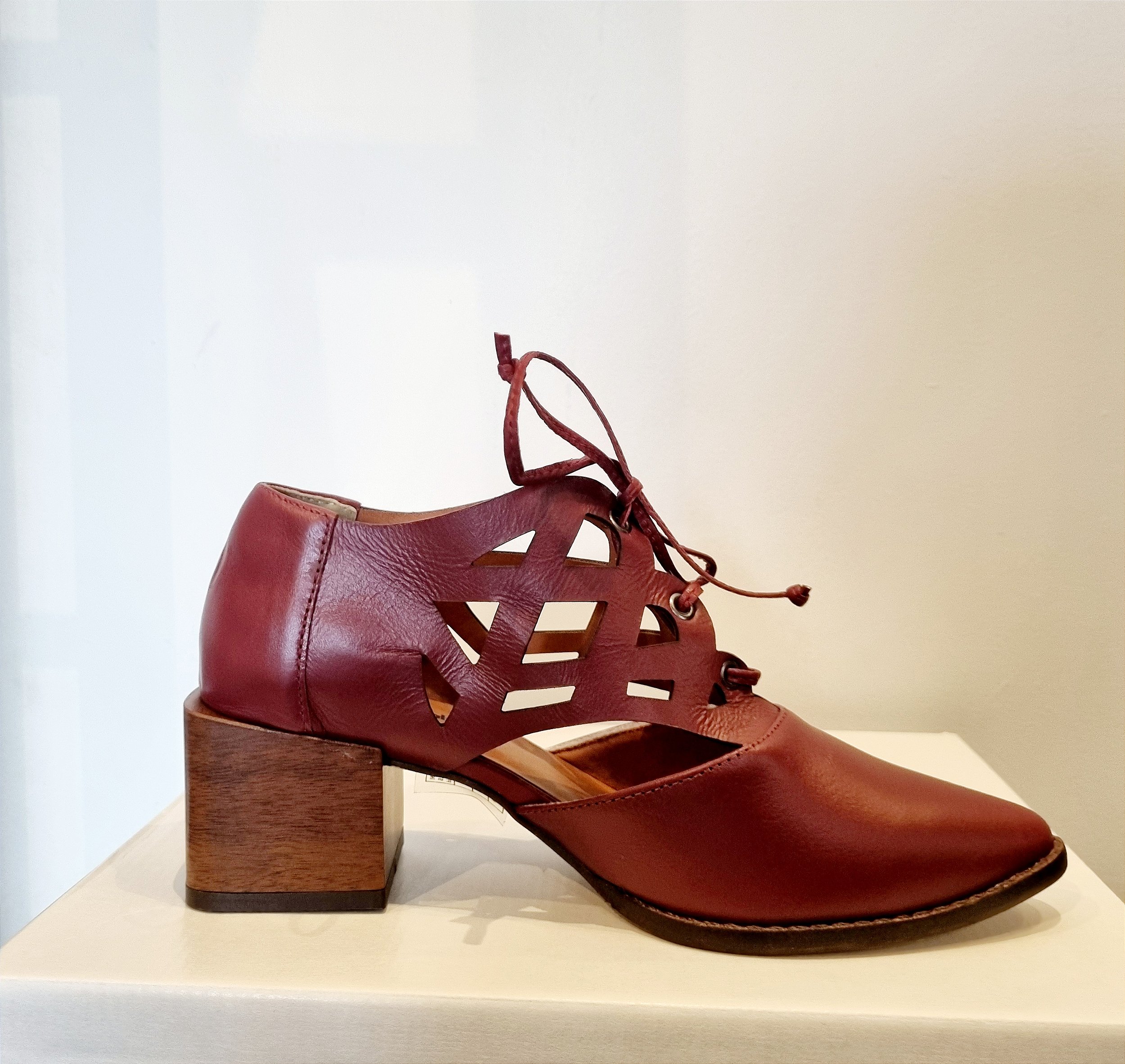 Sapato em couro bordô com salto amadeirado - azulcobalto