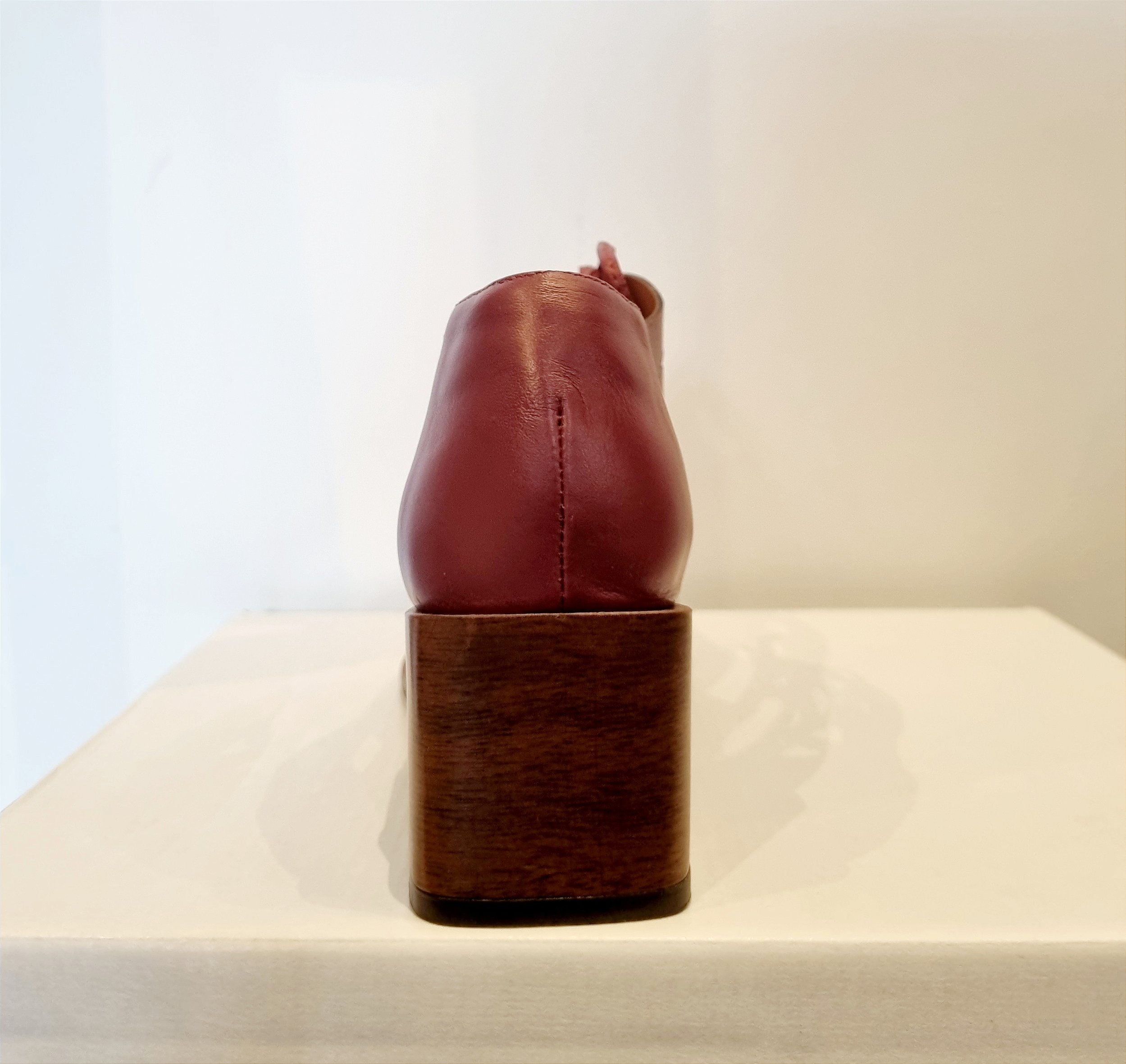 Sapato em couro bordô com salto amadeirado - azulcobalto