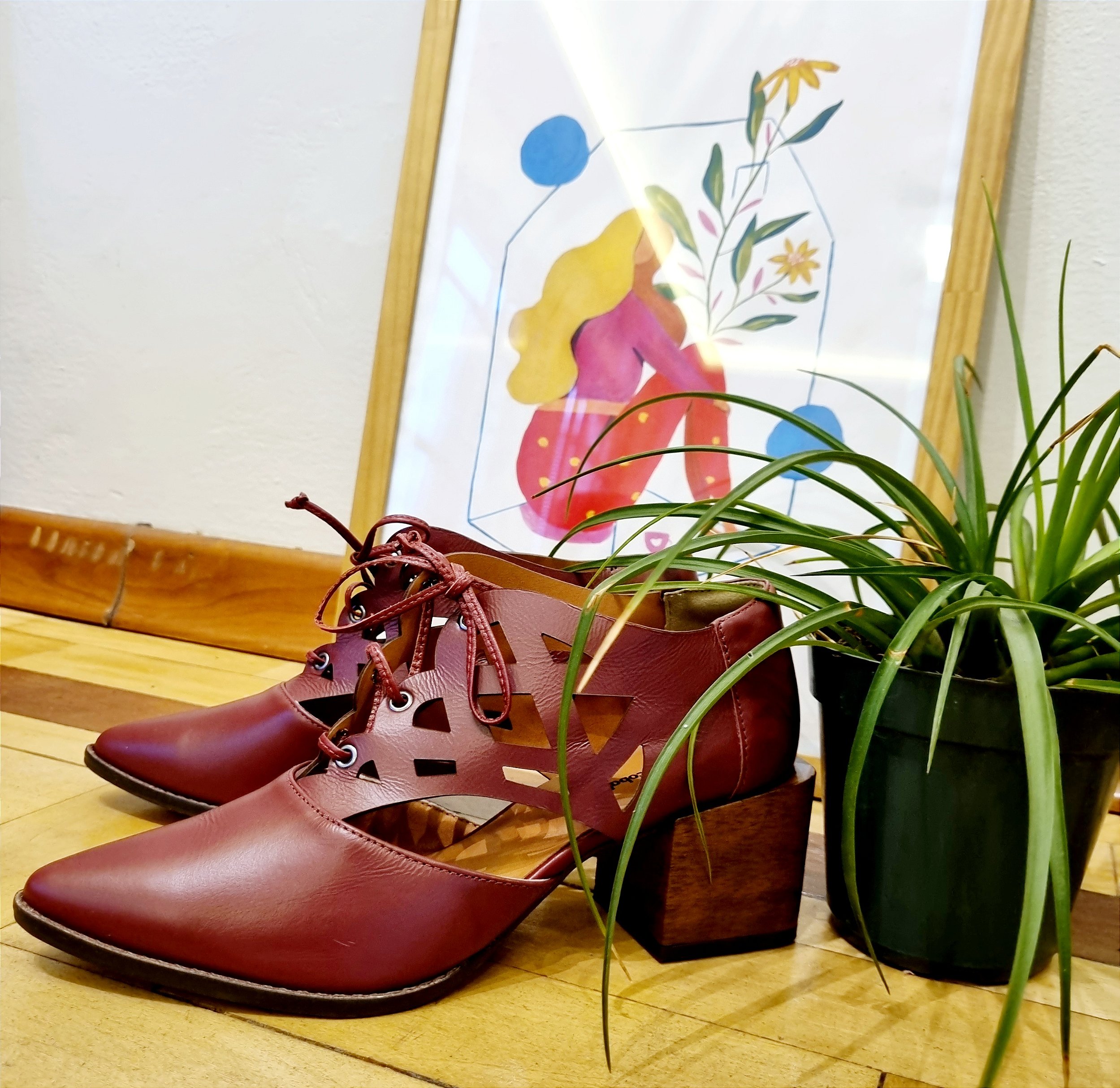 Sapato em couro bordô com salto amadeirado - azulcobalto