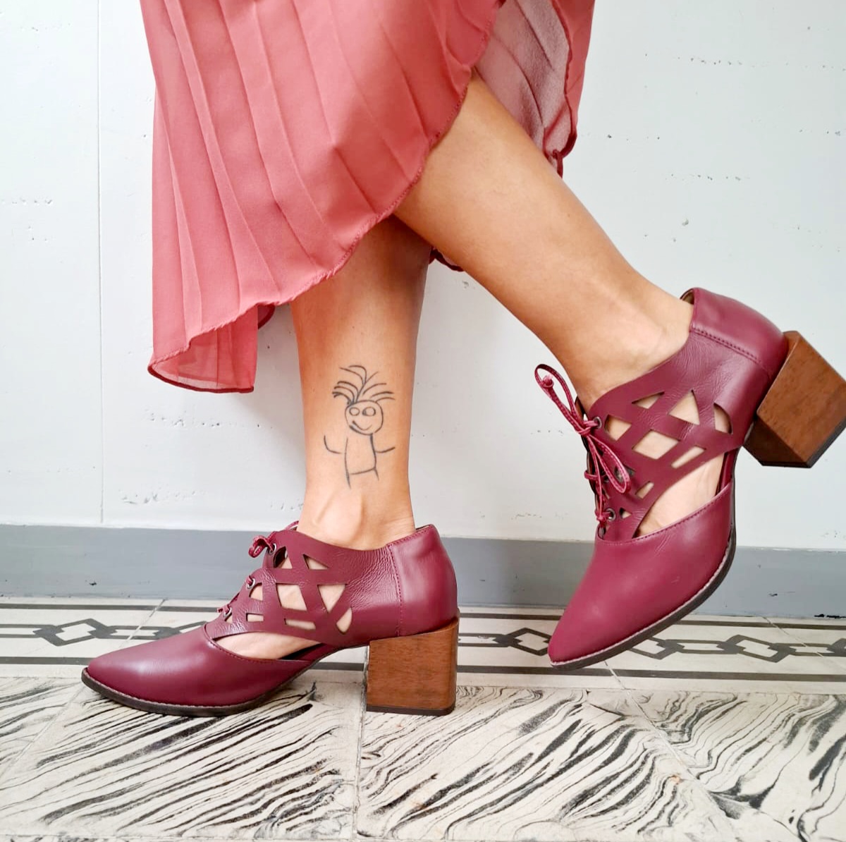 Sapato em couro bordô com salto amadeirado - azulcobalto