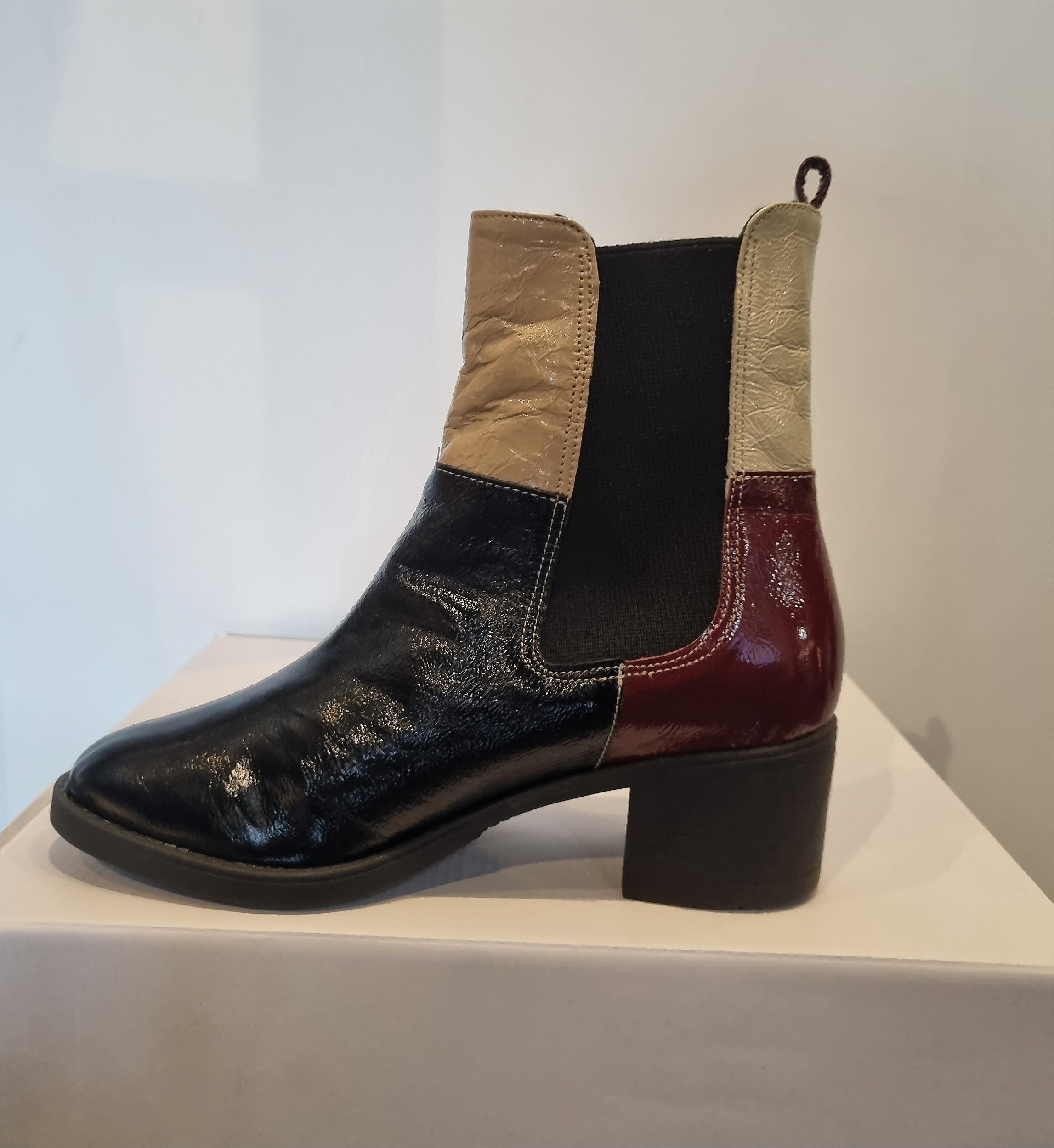 Bota Cano curto em couro verniz Detalhes Geométricos - azulcobalto