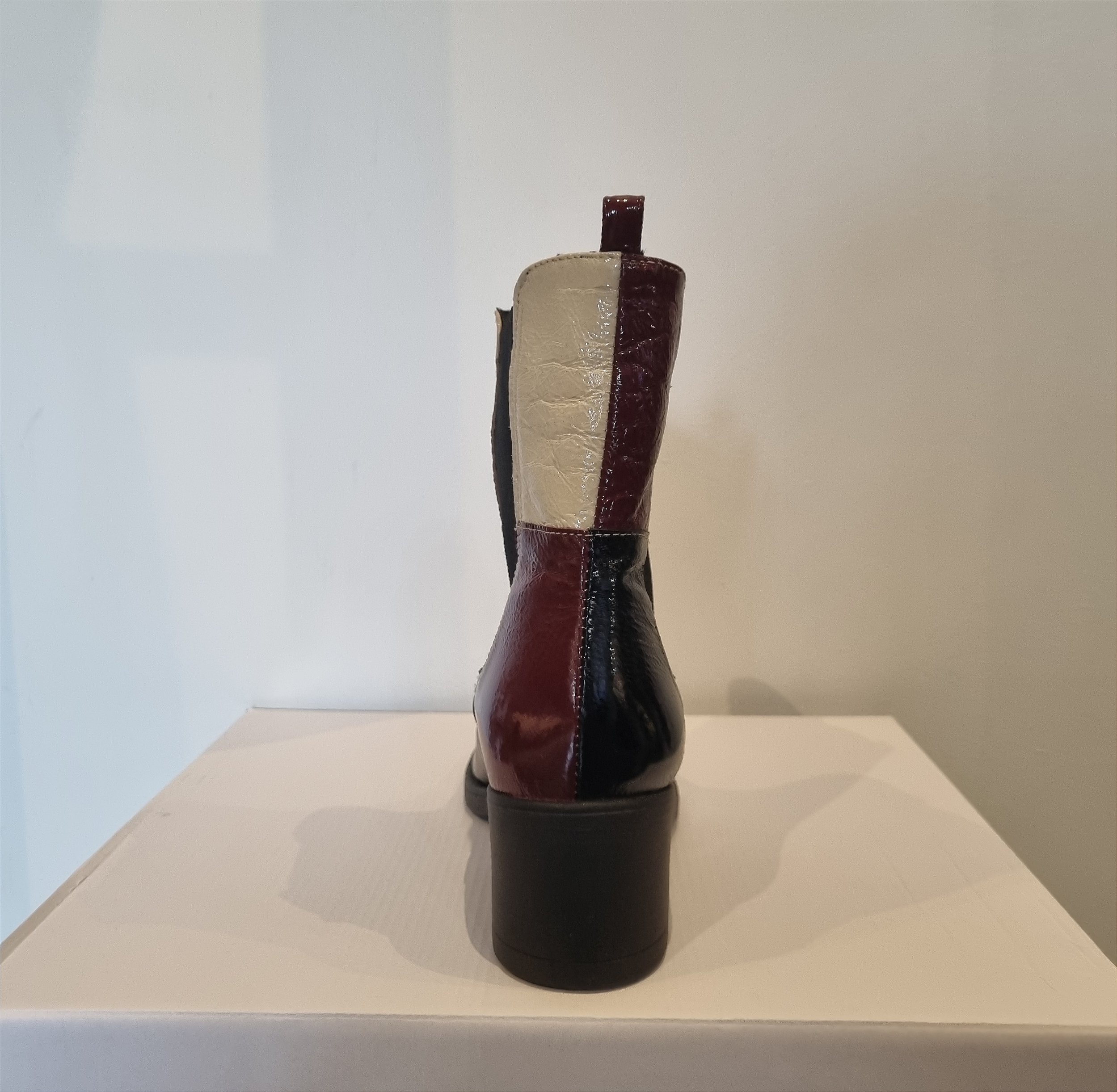 Bota Cano curto em couro verniz Detalhes Geométricos - azulcobalto