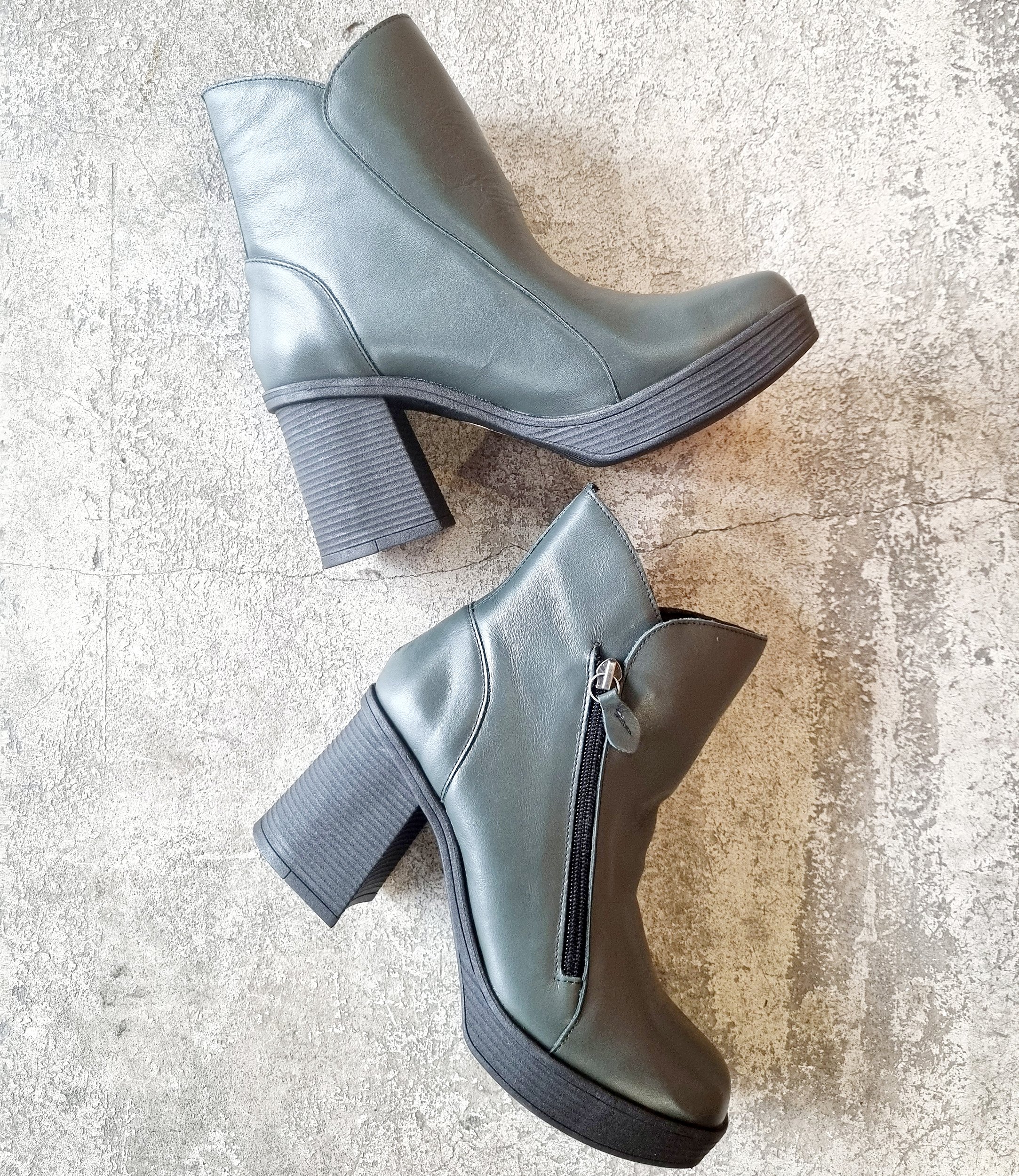 BOTA CINZA ESTILO ANKLBOOT COM SALTO E PLATAFORMA - azulcobalto