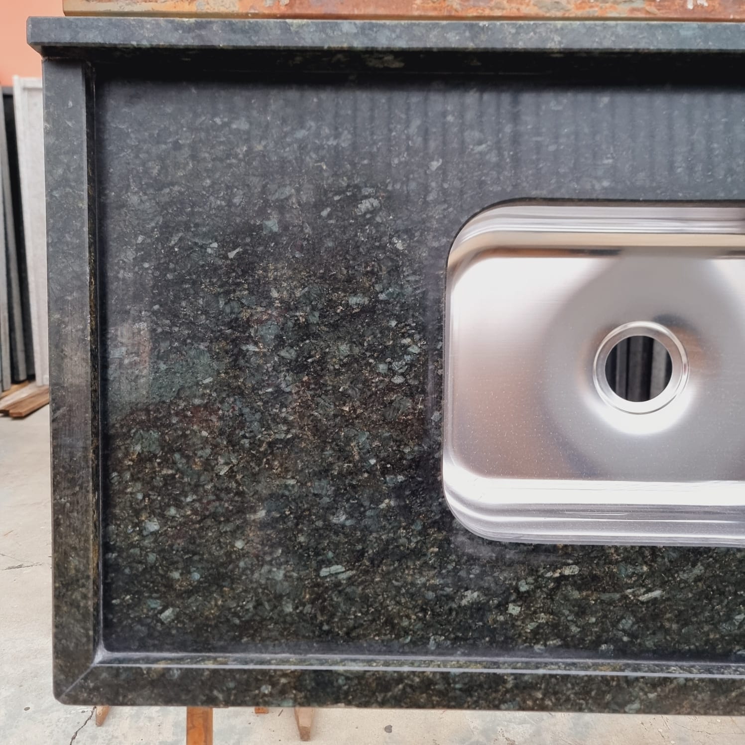 Pia em granito verde labrador 1,00x0,55m - tampo de granito 1,20m